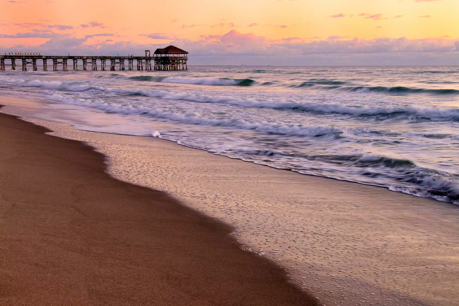 Cocoa Beach i le oso a'e o le la ma le Pier i tua