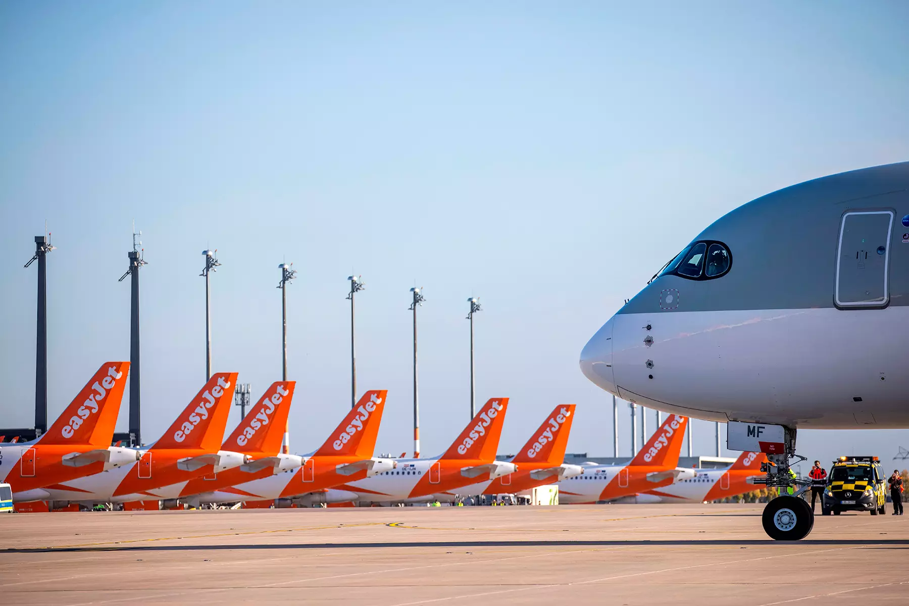 EasyJet fleantugen lâne op it fleanfjild fan Berlyn