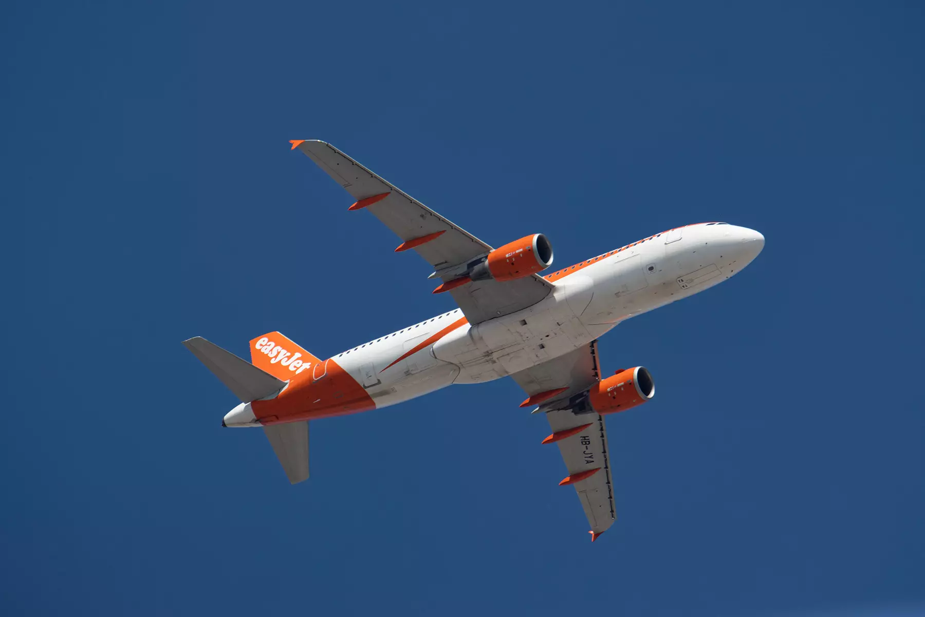 Airbus A320 spoločnosti EasyJet Švajčiarsko pristávajúci na medzinárodnom letisku v Solúne Makedonia SKG LGTS