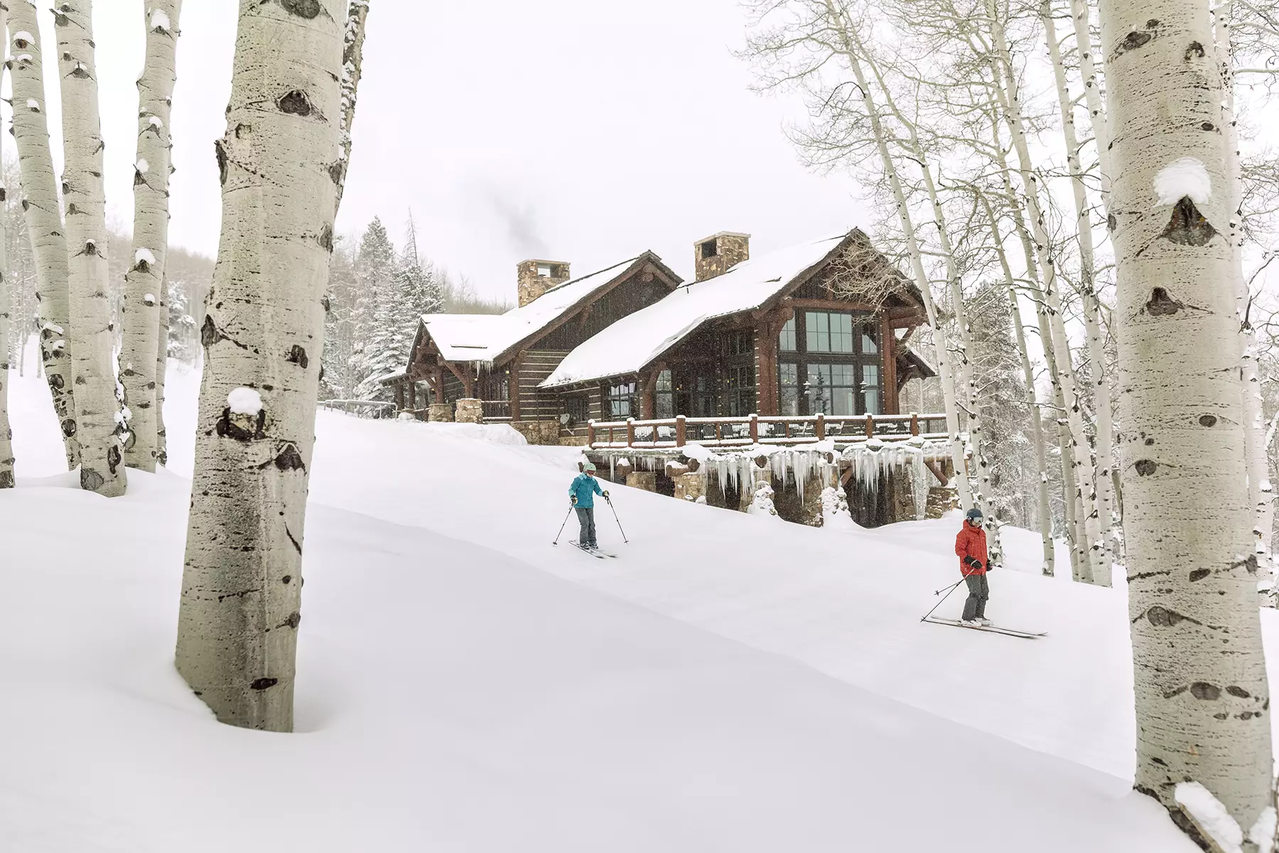 Skiers a wajen Zach's Cabin a Beaver Creek, CO