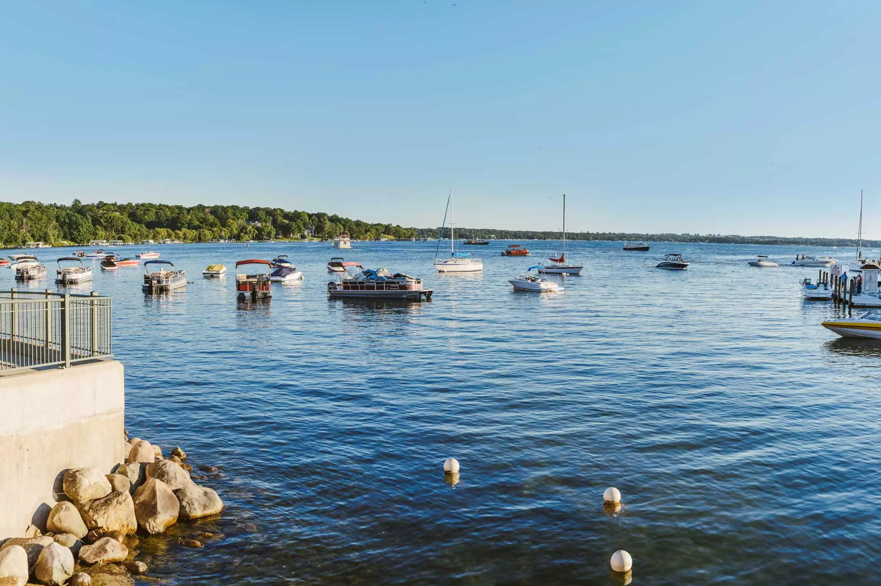 Lake Geneva ferieby i det sydlige Wisconsin. Mange velhavende Illinois-turister kommer fra Chicago-området for at holde ferie.