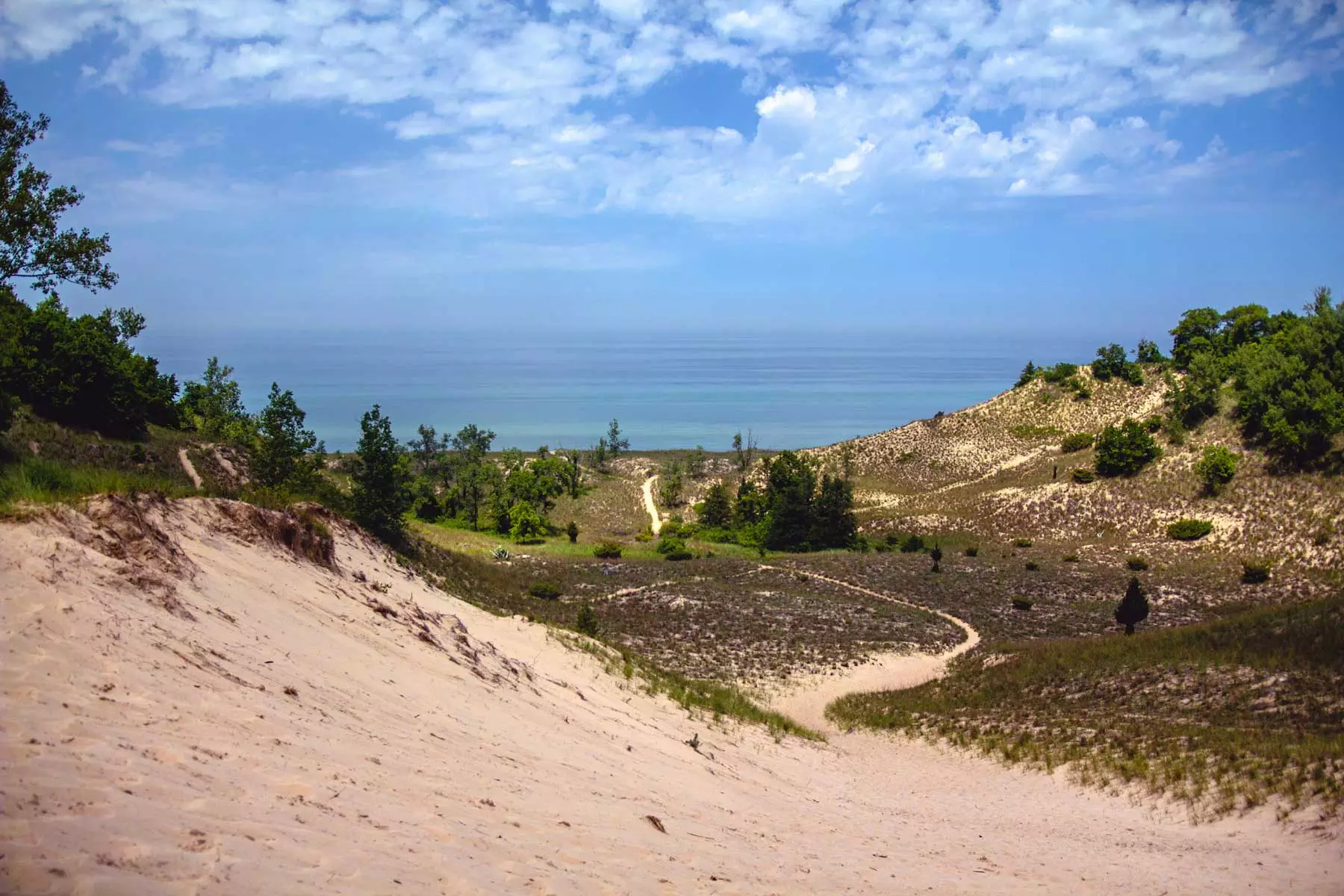 인디애나 듄스 국립공원(Indiana Dunes National Park)의 모래 언덕 너머 미시간 호수(Lake Michigan)의 전망