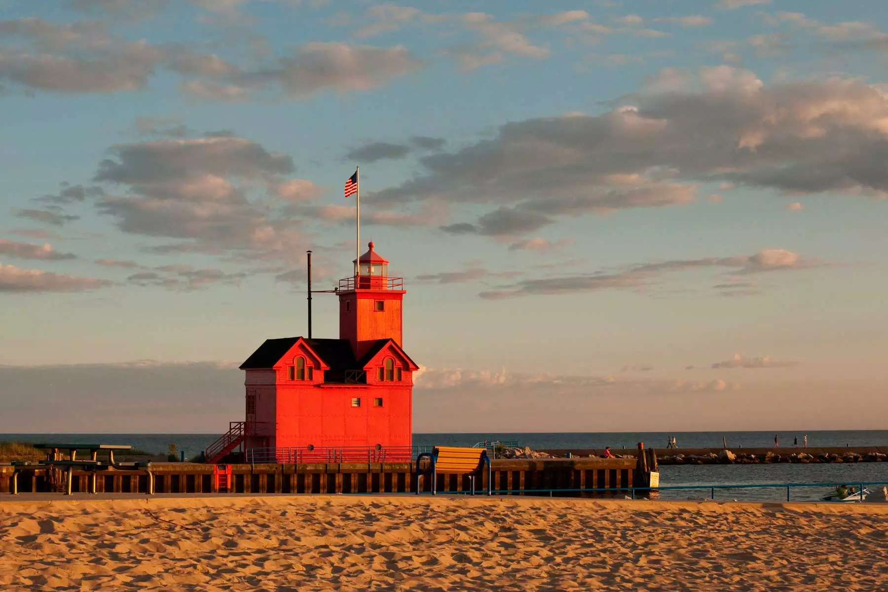 Großer roter Leuchtturm an einem sonnigen Tag, Holland, MI.