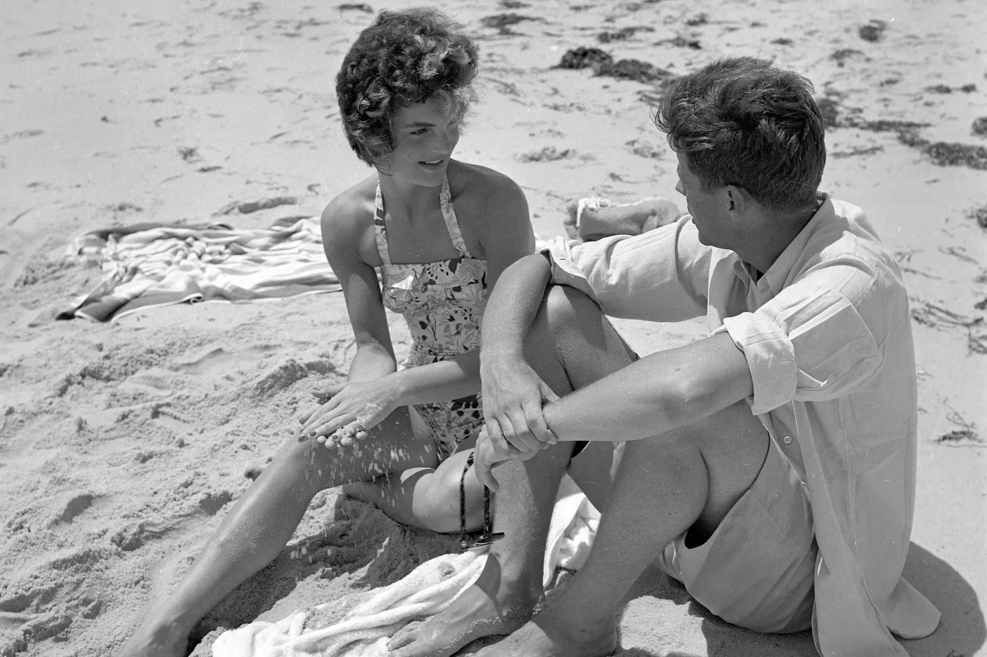 John F. Kennedy e Jackie Bouvier a Hyannis nel 1953 prima di sposarsi.