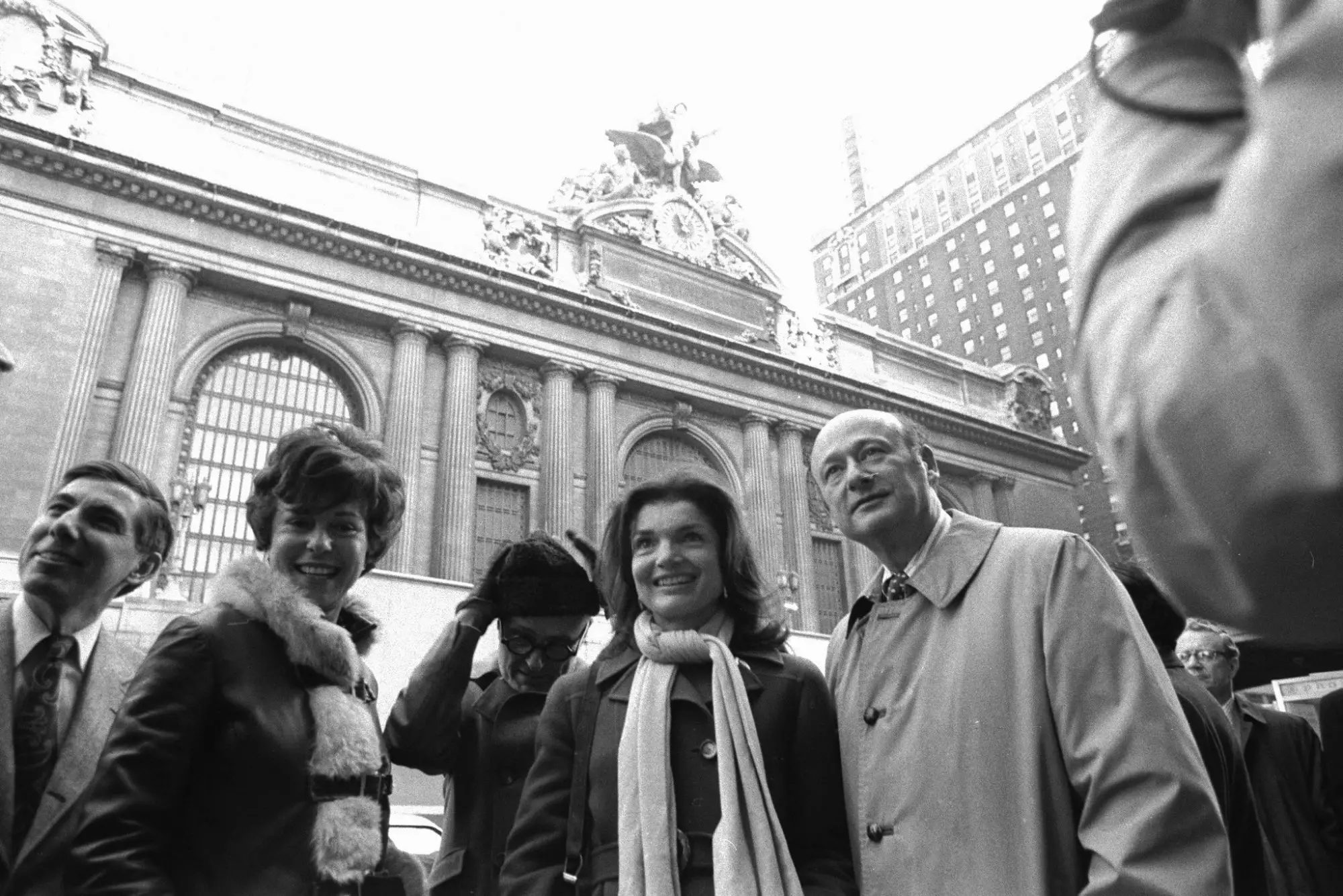 Jackie Kennedy Onassis (al centro) in visita al Grand Central Terminal nel 1975.
