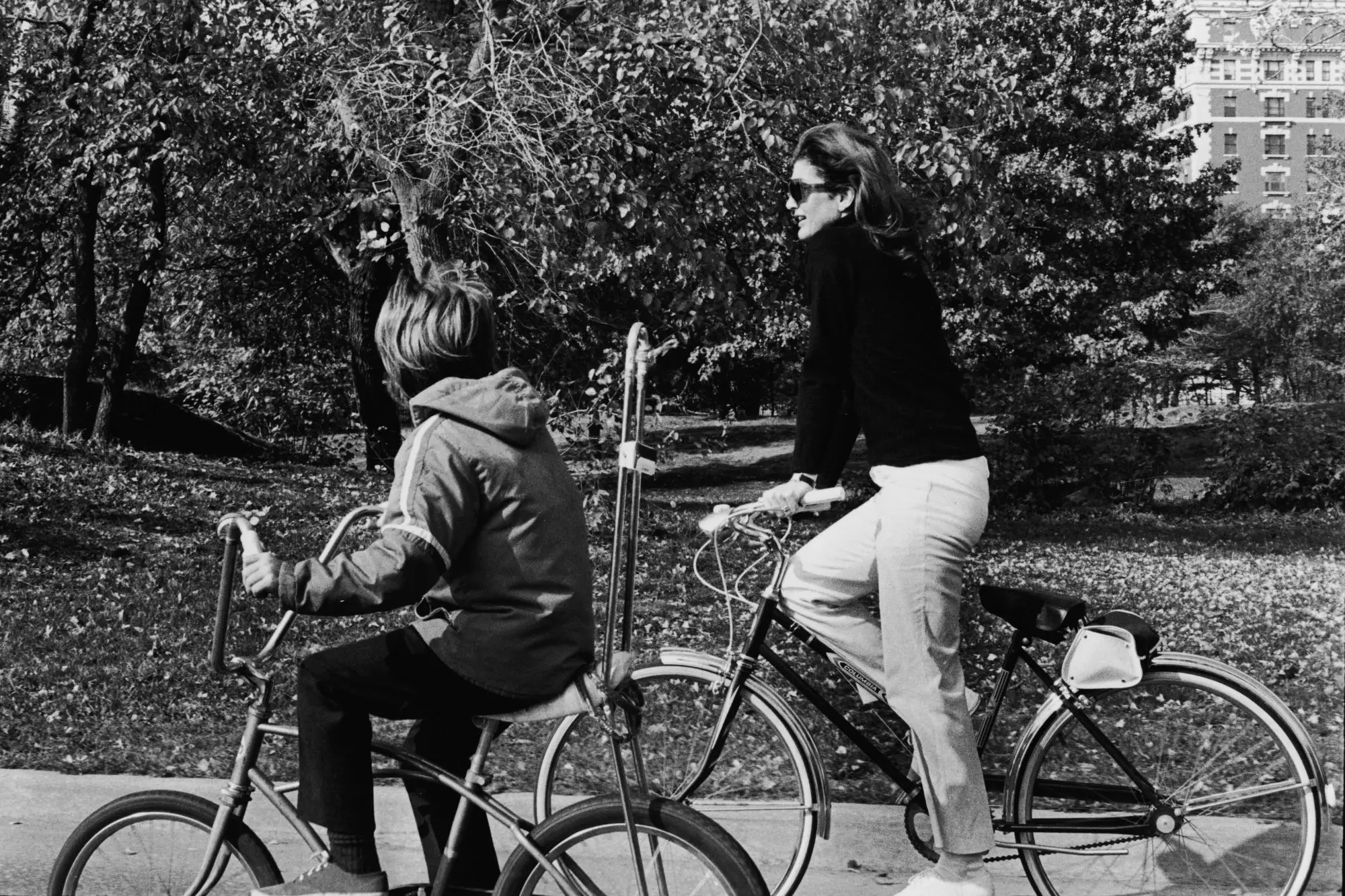 Jackie e suo figlio John F. Kennedy Jr. vanno in bicicletta a Central Park