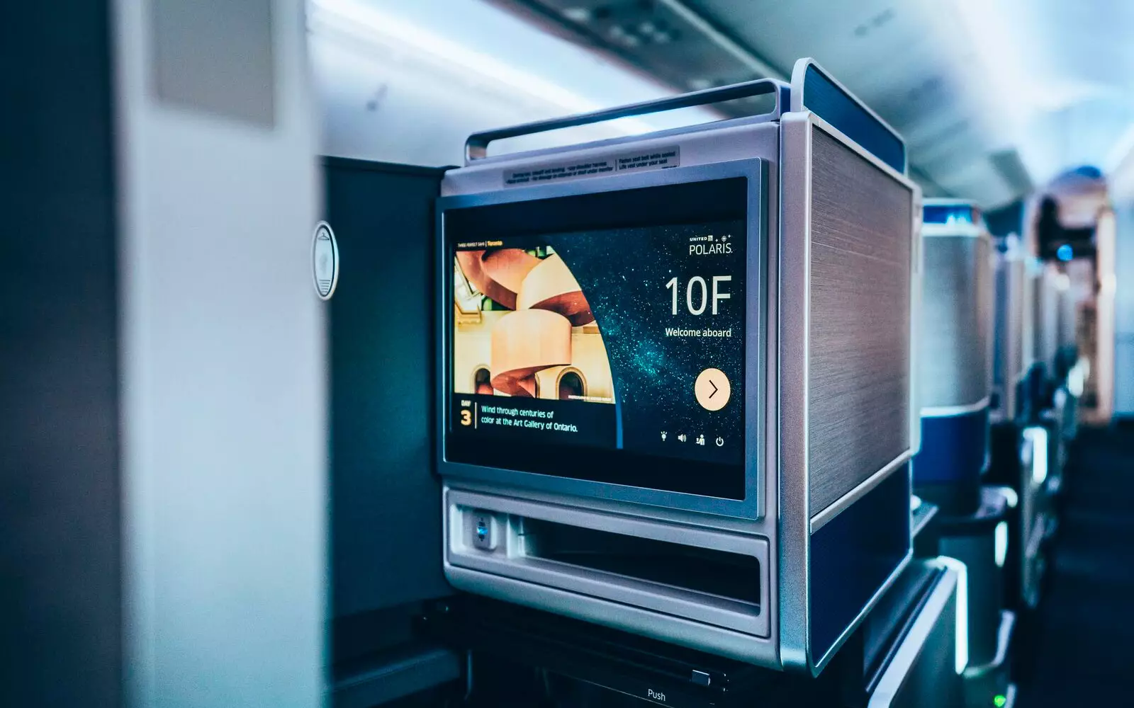 Screen sakay sa United Boeing Dreamliner 787-10