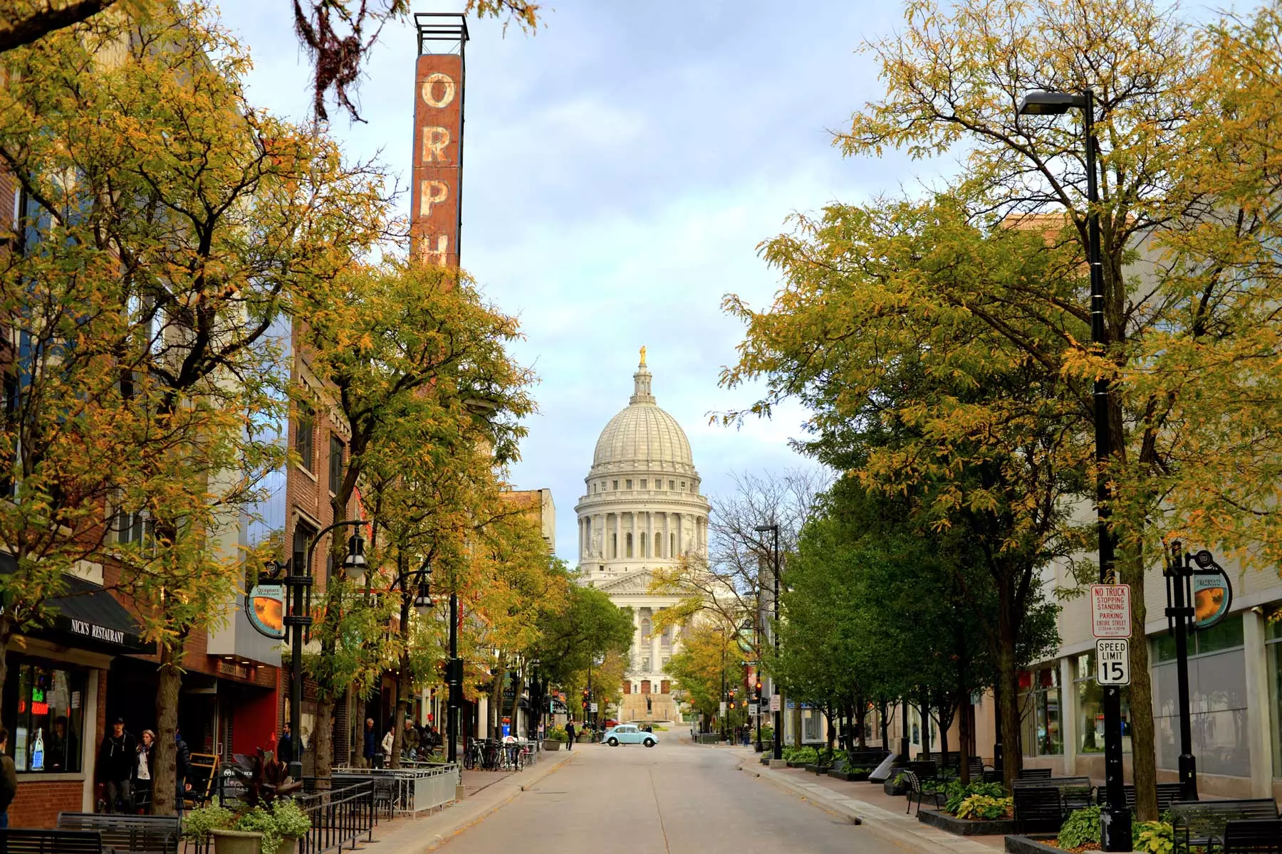 Gosti uživaju na jednoj od najboljih lokacija u Madisonu. State Street i Capitol Square nude odličnu kupovinu i pogled na najljepšu i najznačajniju gradsku znamenitost