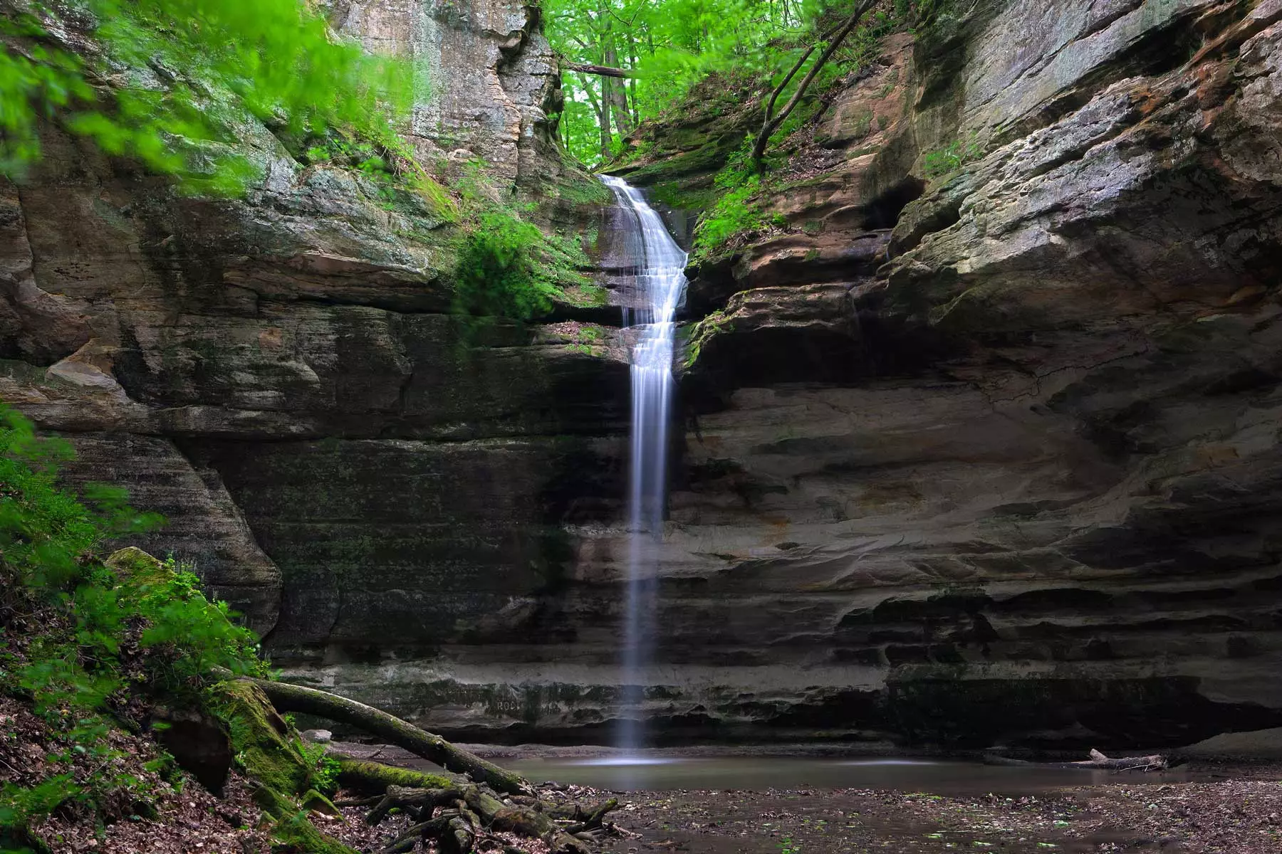 Një ekspozim i gjatë i një ujëvare në Starved Rock State Park në Illinois