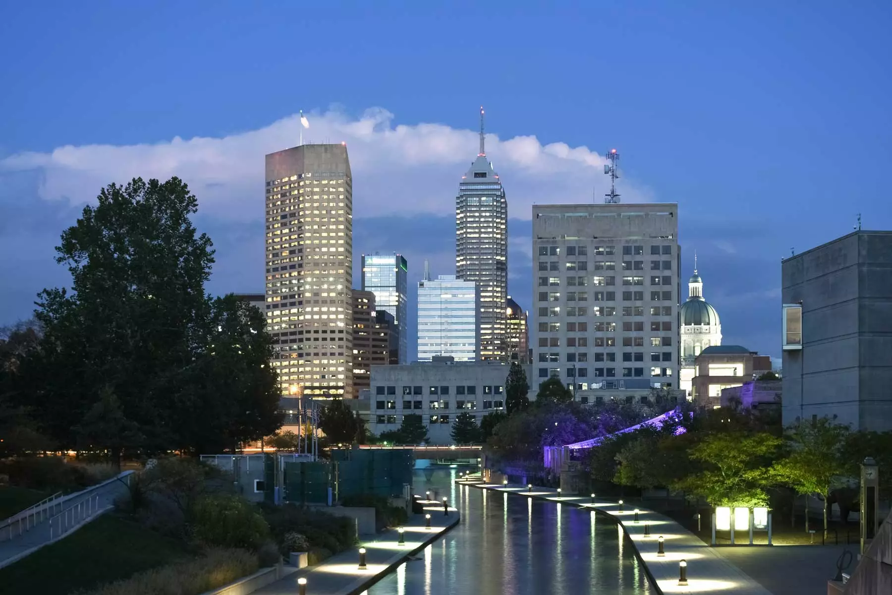 Indianapoliseko zerua iluntzean argiztatutako hainbat etxe orratzekin Indiana estatuan (AEB).