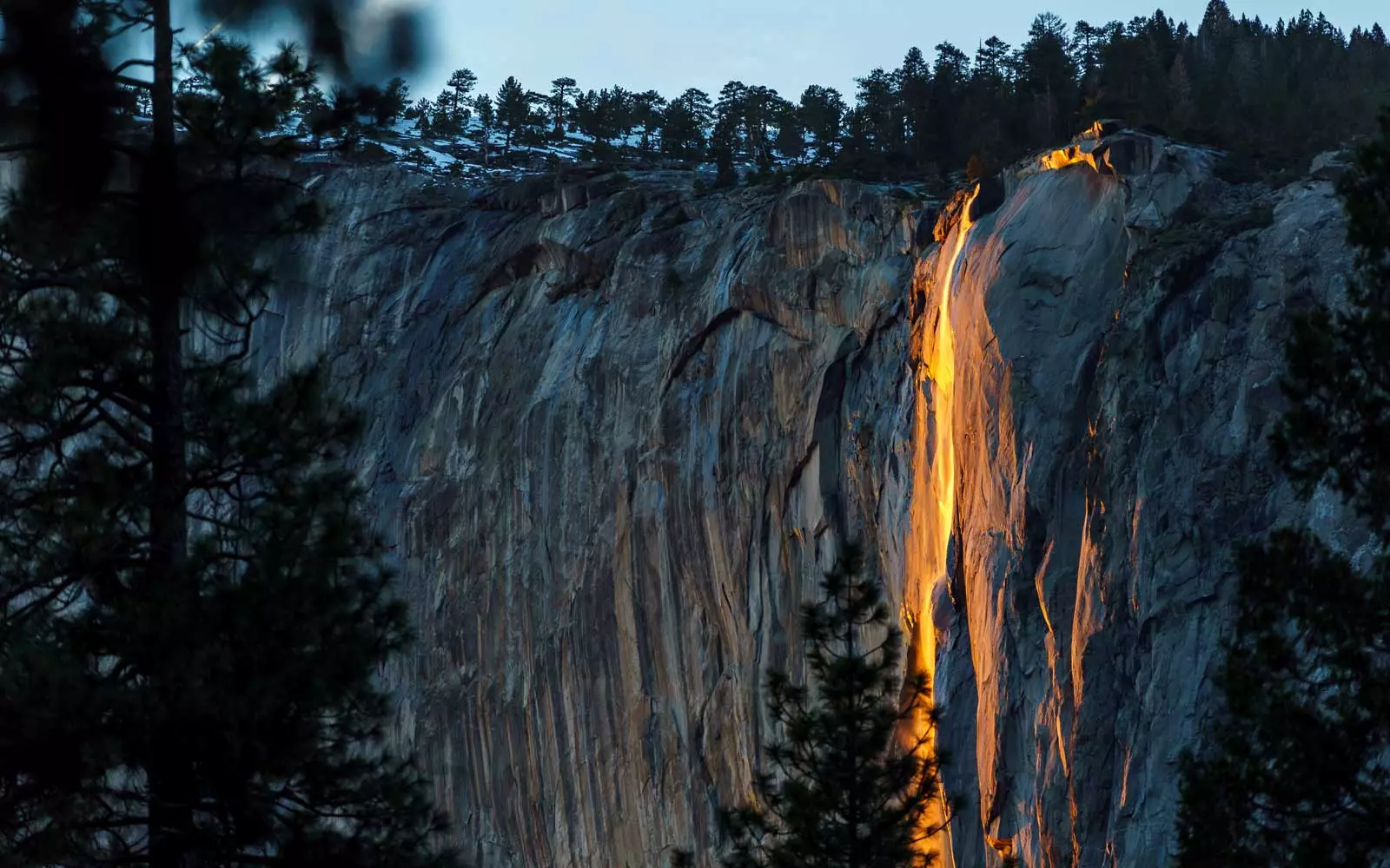 A Yosemite Nemzeti Parkban a tűzesés-jelenség csodálatos kilátást nyújt február közepén-végén.