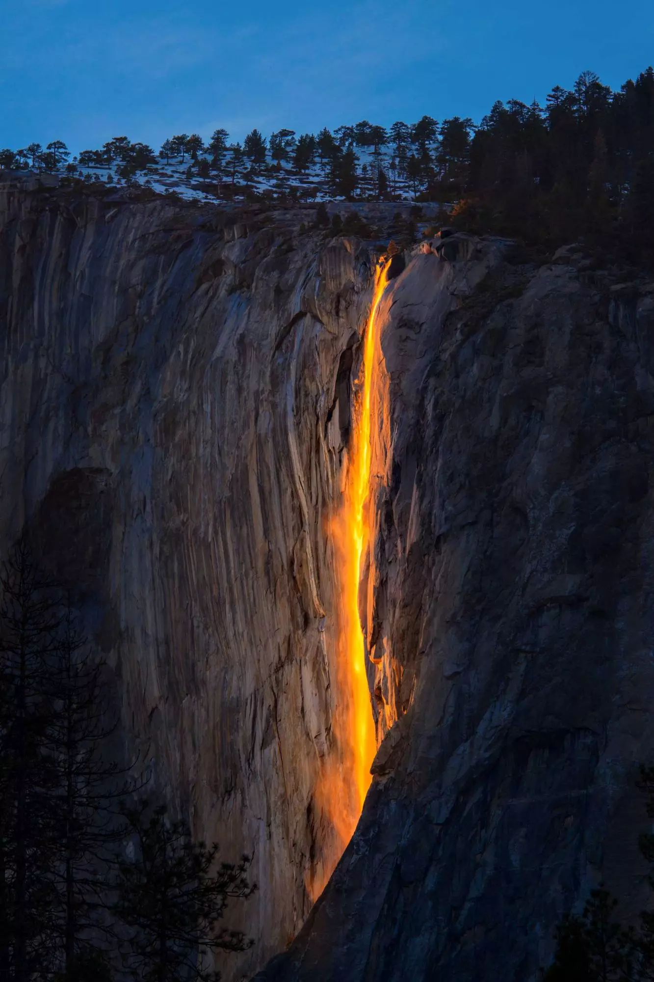 Une photo de la chute de feu au parc national de Yosemite des années précédentes.