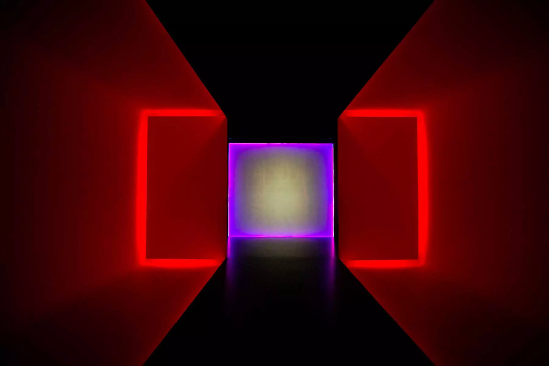 Chiedza chitsvuku, chitema, uye chepepuru chakaiswa nemuimbi James Turrell paMuseum yeFine Arts Houston