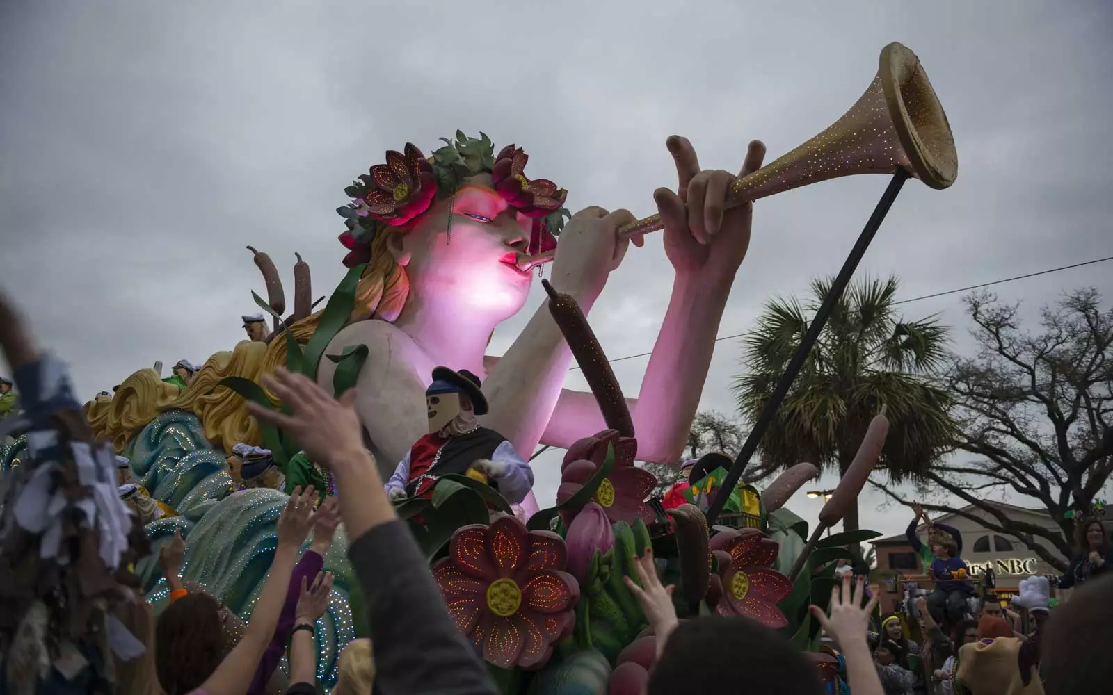 Brodornamite pimpa flosilo apartenanta al la Krewe de Endymion pasas tra homamaso sur Canal Street dum Mardi Gras.