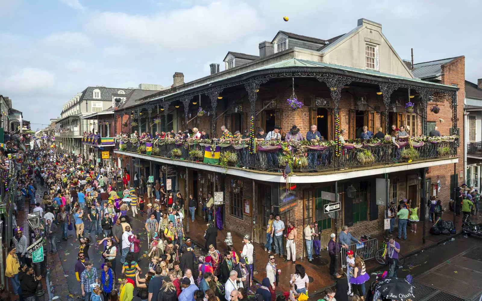 Foules dans le quartier français pendant Mardi Gras à la Nouvelle-Orléans, Louisiane