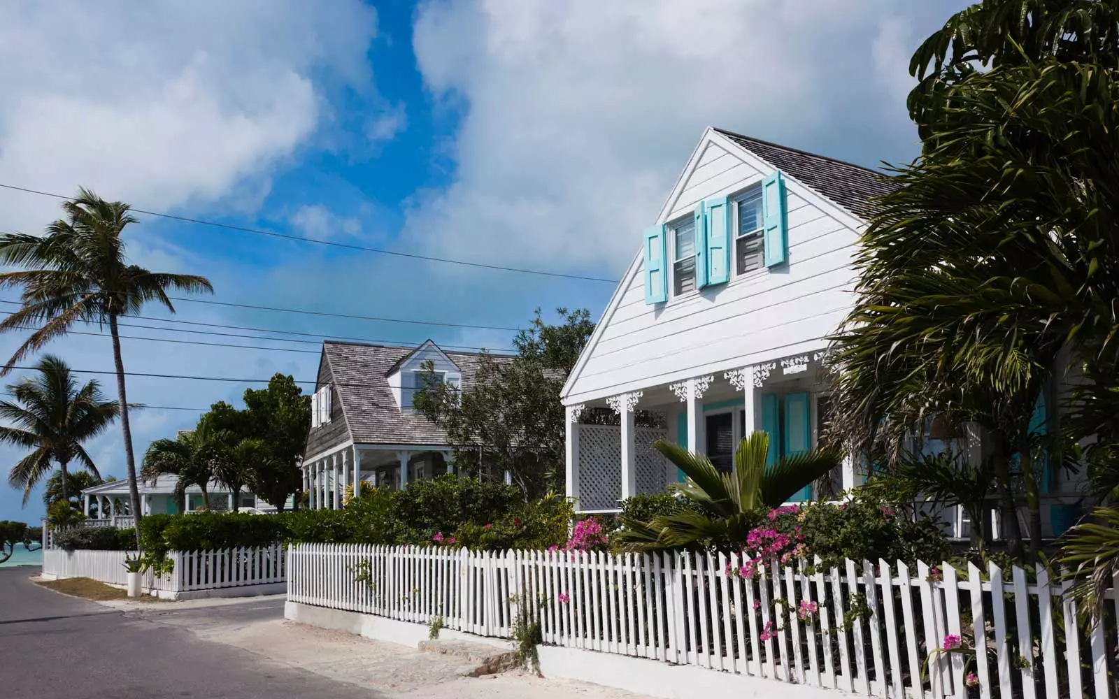 Huis uit het koloniale tijdperk langs Bay Street, stad Dunmore, Eleuthera Island, Harbor Island, Bahama's Huis uit het koloniale tijdperk langs Bay Street