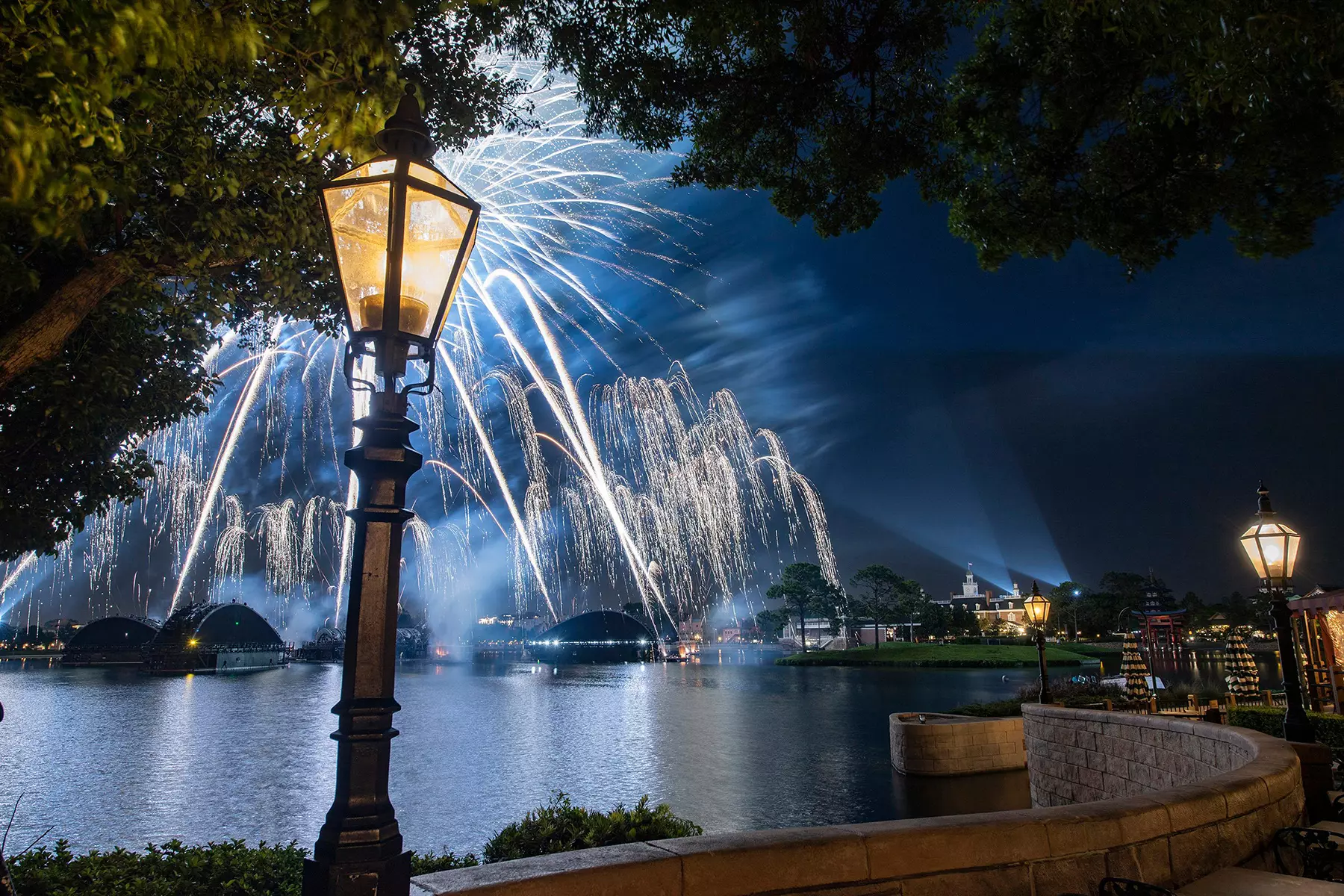 "EPCOT Forever," e makatsang bosiu e nang le li-fireworks, 'mino le litlamorao tsa mabone holim'a World Showcase Lagoon, e khutlela Phupu 1, 2021, ho EPCOT ho Walt Disney World Resort e Lake Buena Vista, Fla.