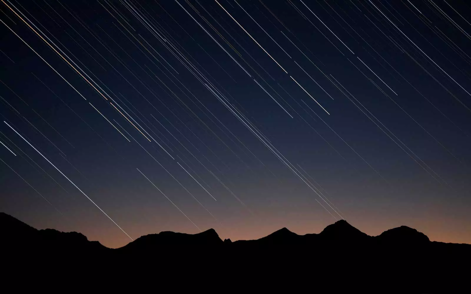 Star Trëppelweeër iwwer Sawtooth Range, Sawtooth National Fräizäitaktivitéiten Area, Idaho, USA