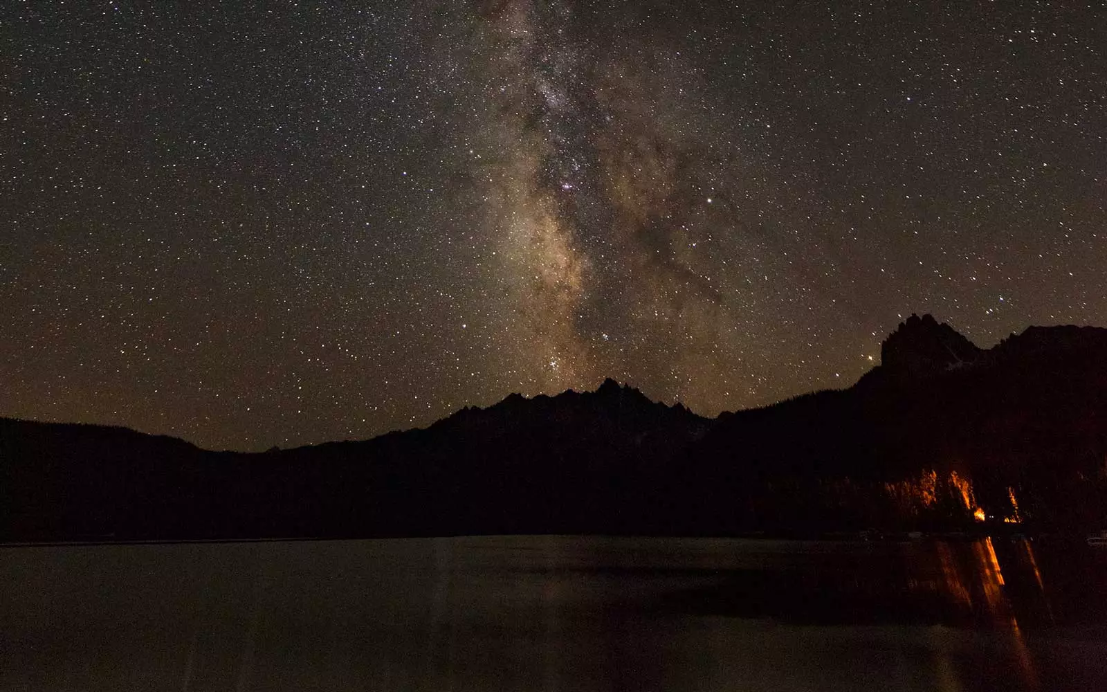 Cer de noapte înstelat deasupra Lacului Redfish, Idaho.