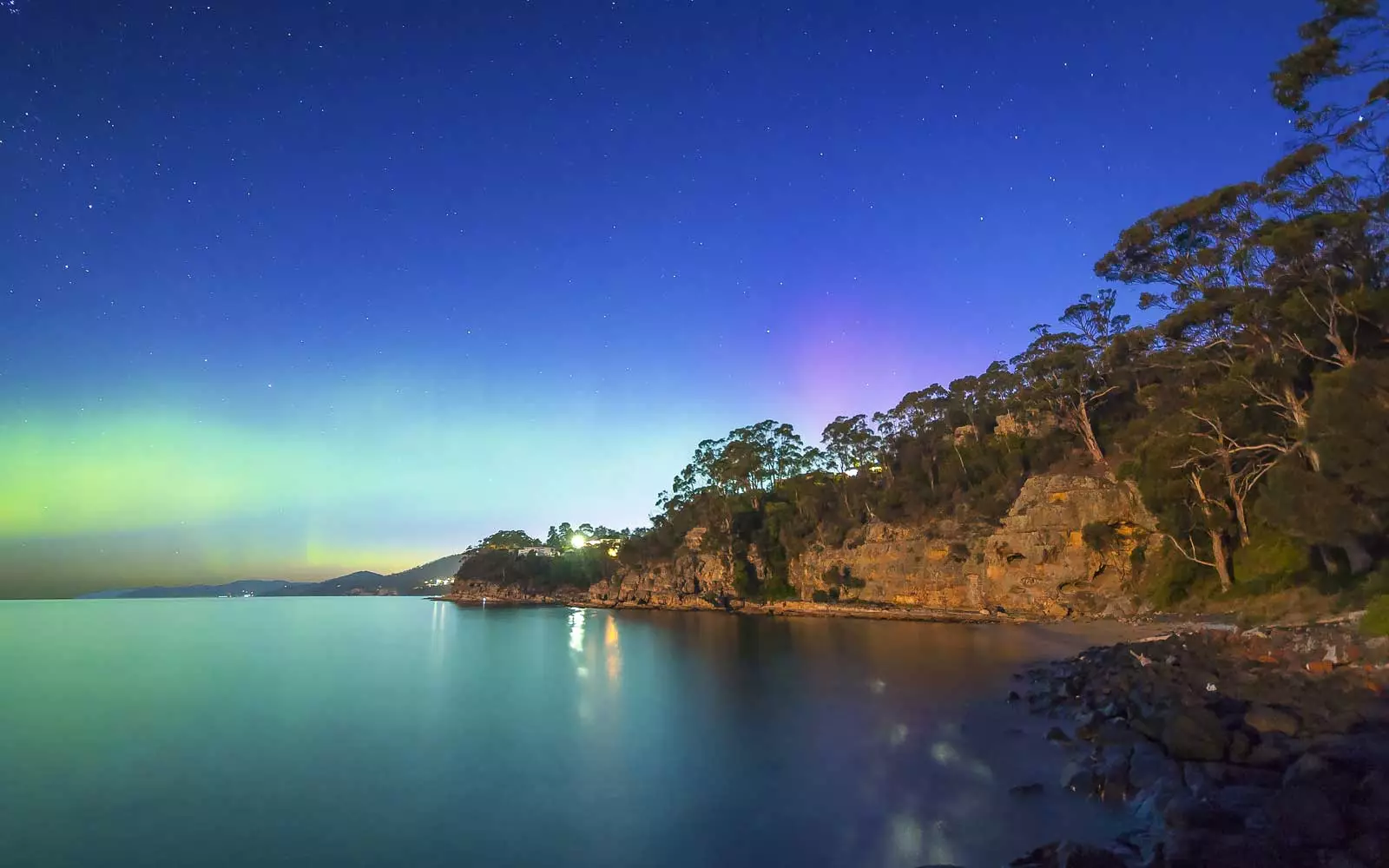 Útsýni yfir suðurljósin frá Boronia Hill friðlandinu, suður af Hobart, Tasmaníu.