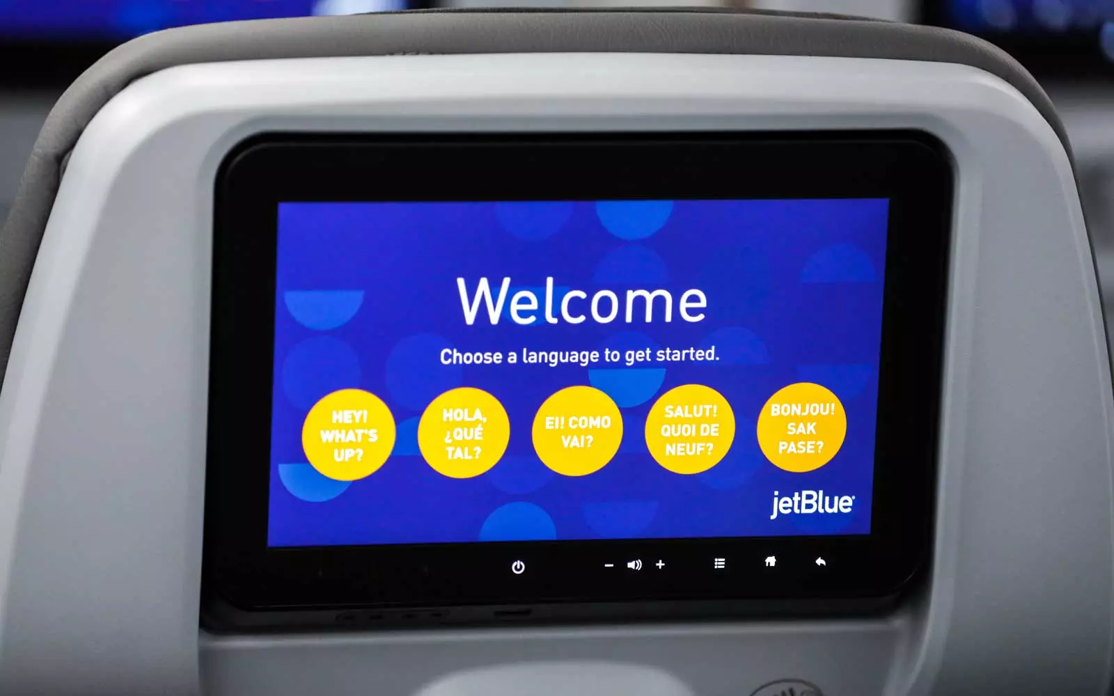 Pantallas dos respaldos dos asentos a bordo dun avión JetBlue