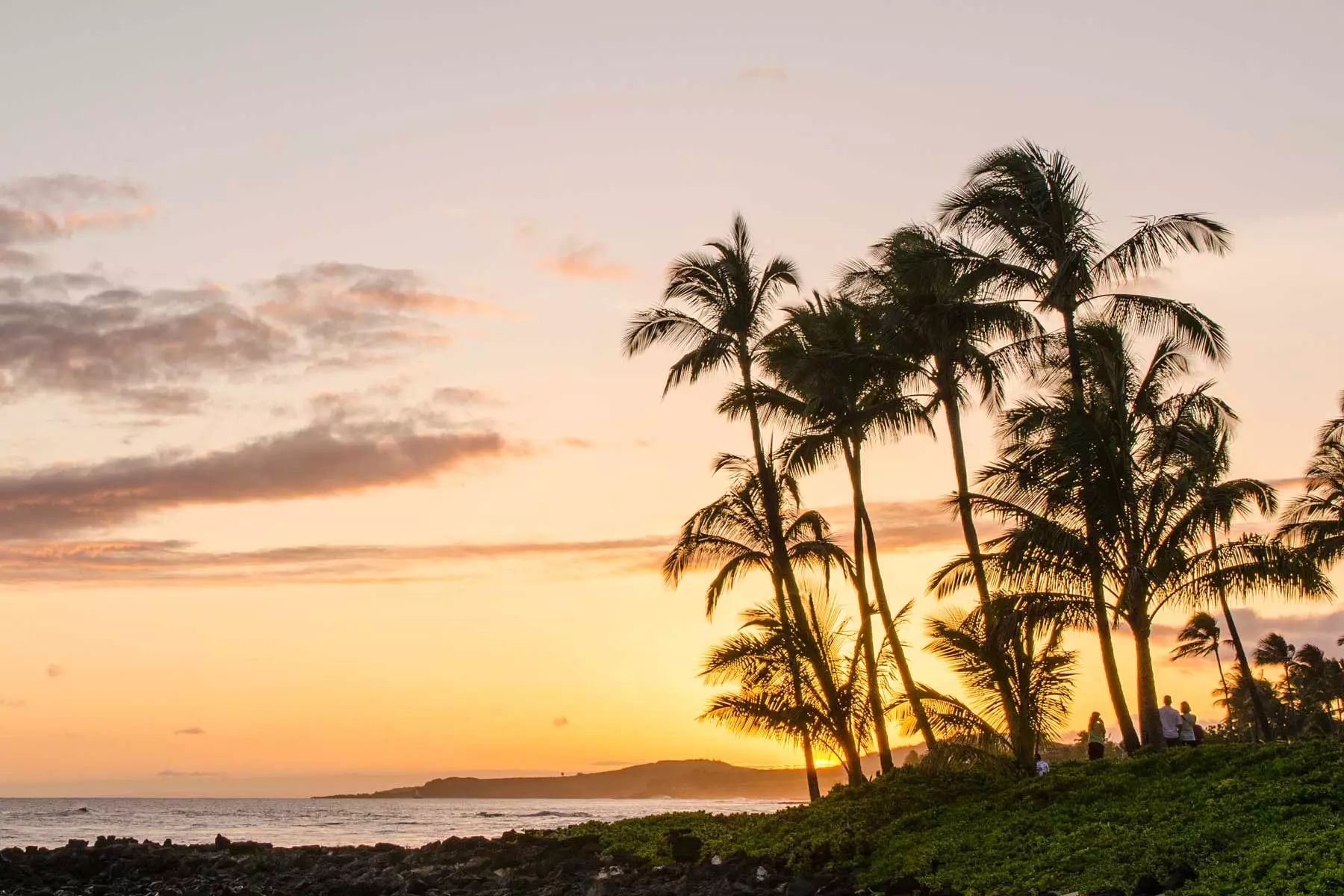 Pláž Poipu při západu slunce, Kauai, Havaj