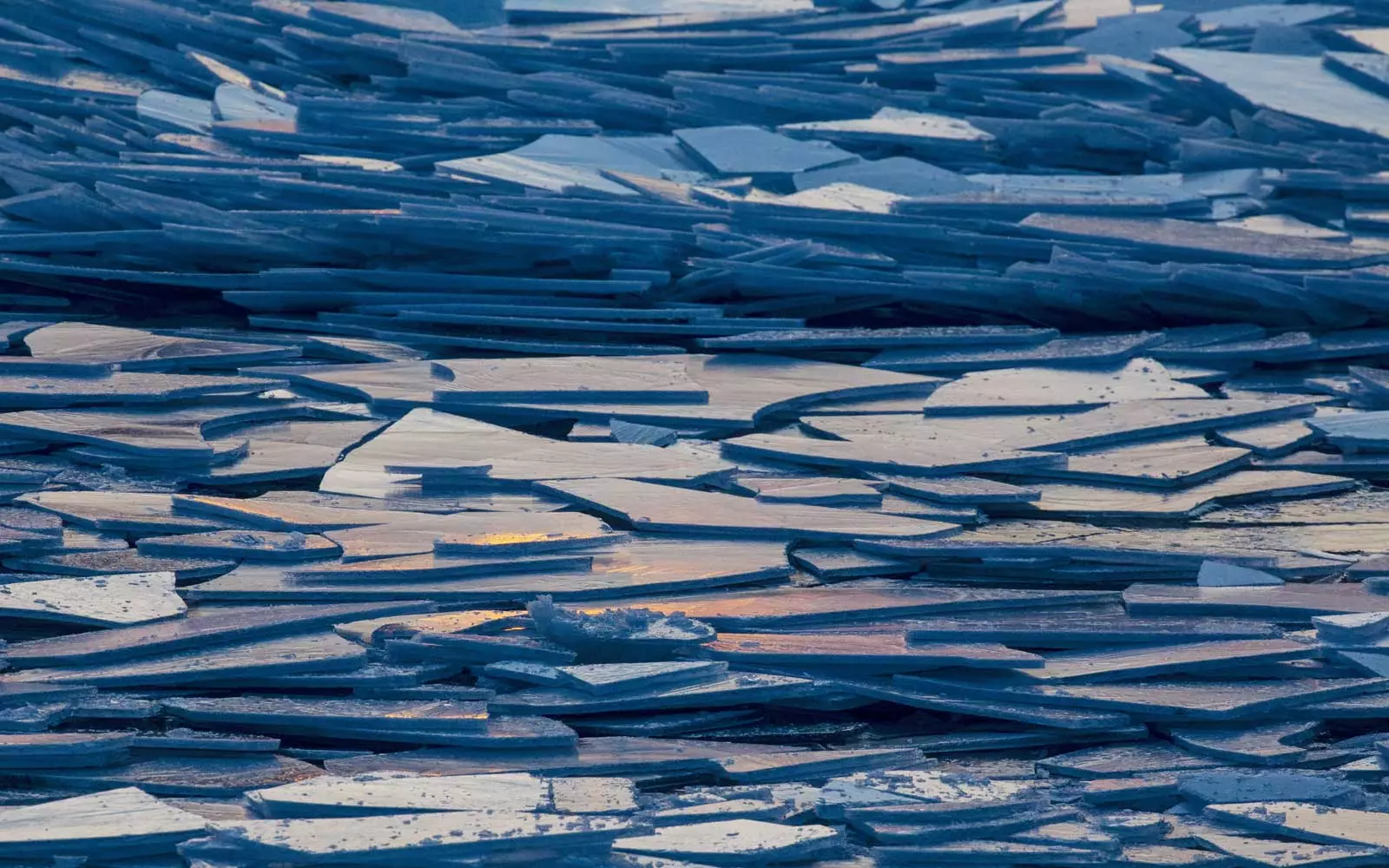 Ledus šķembas sakrājas Mičiganas ezerā gar South Haven piestātni Sautheivenā, Mičiganas štatā 2019. gada 19. martā