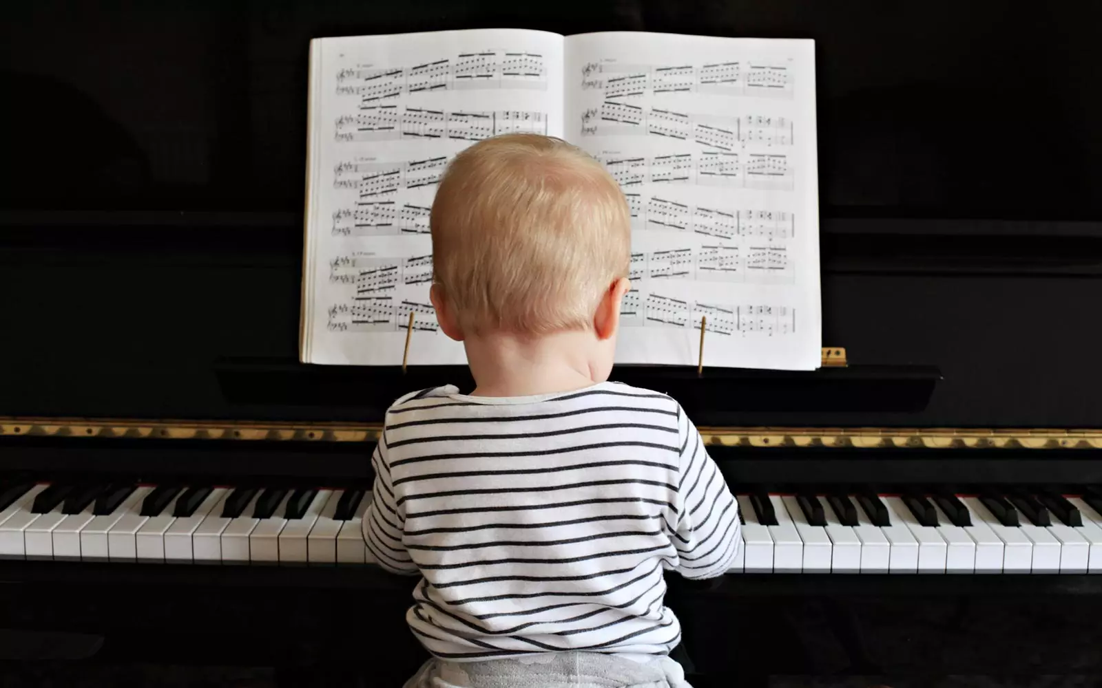 Kleinkind spielt Klavier