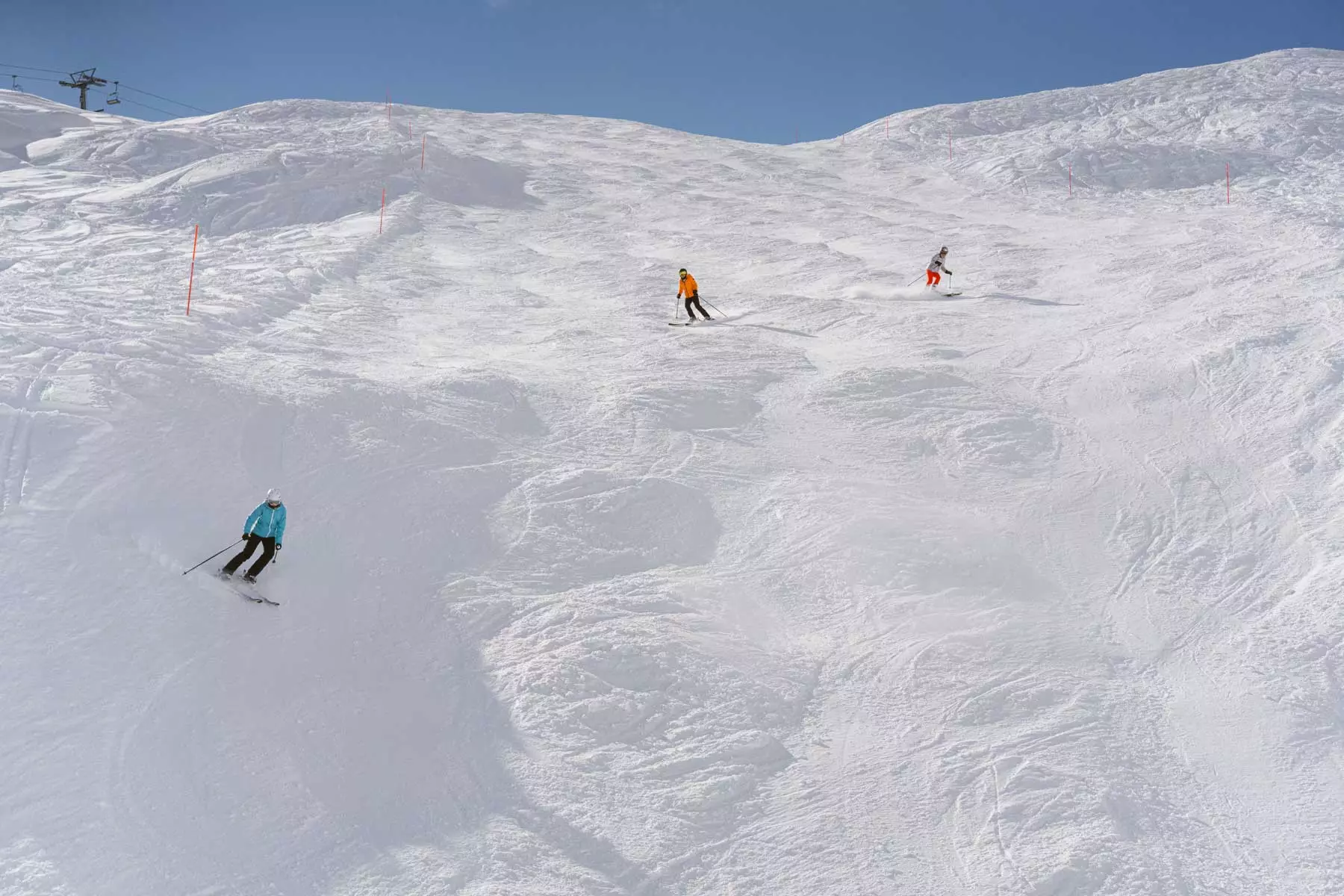 Deklivaj skiantoj en Andermatt, Svislando