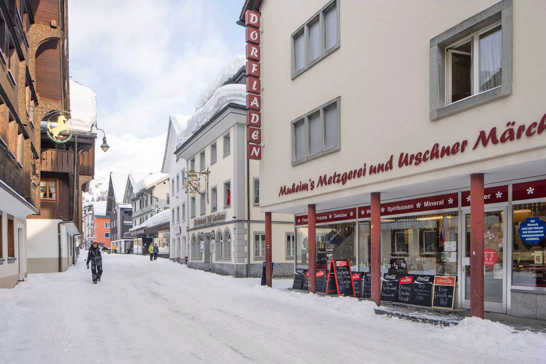 Usa ka niyebe nga talan-awon sa kadalanan sa Andermatt, Switzerland