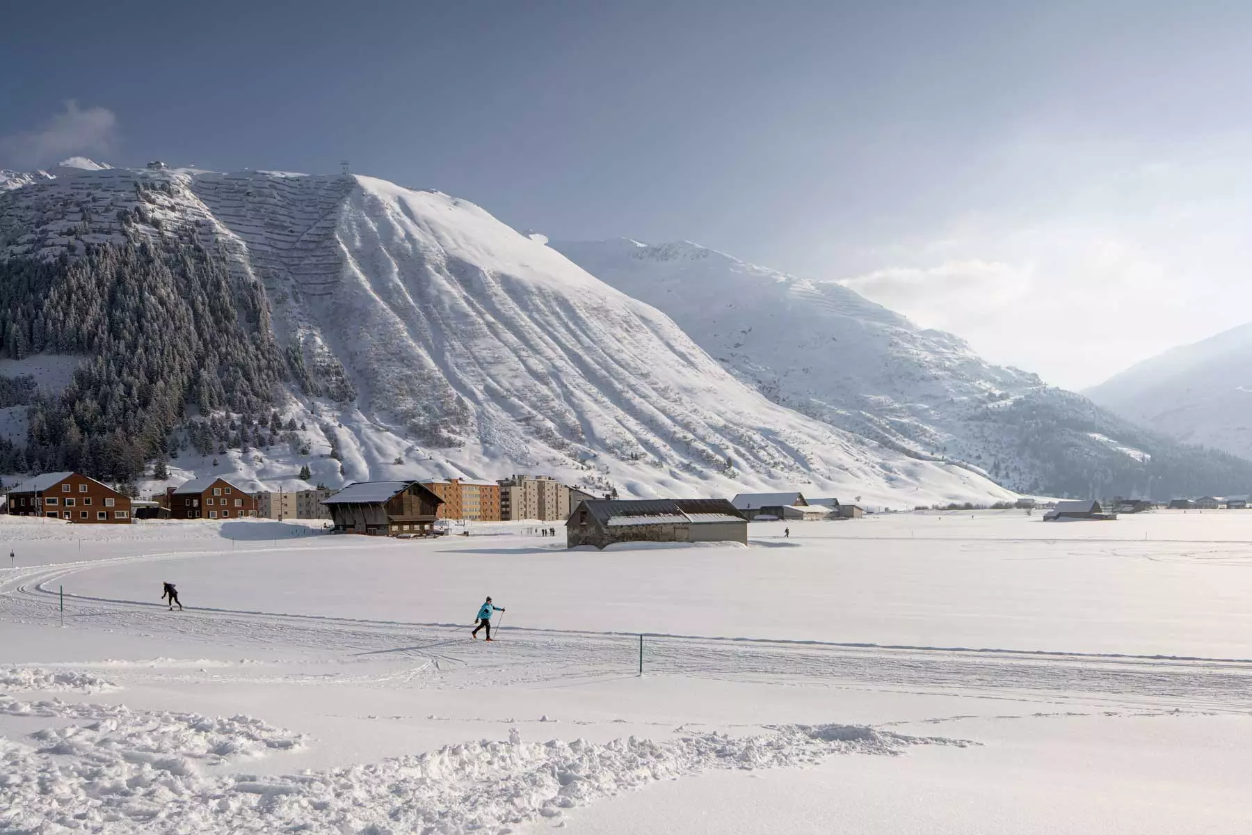 Cross country skiers sa Andermatt, Switzerland