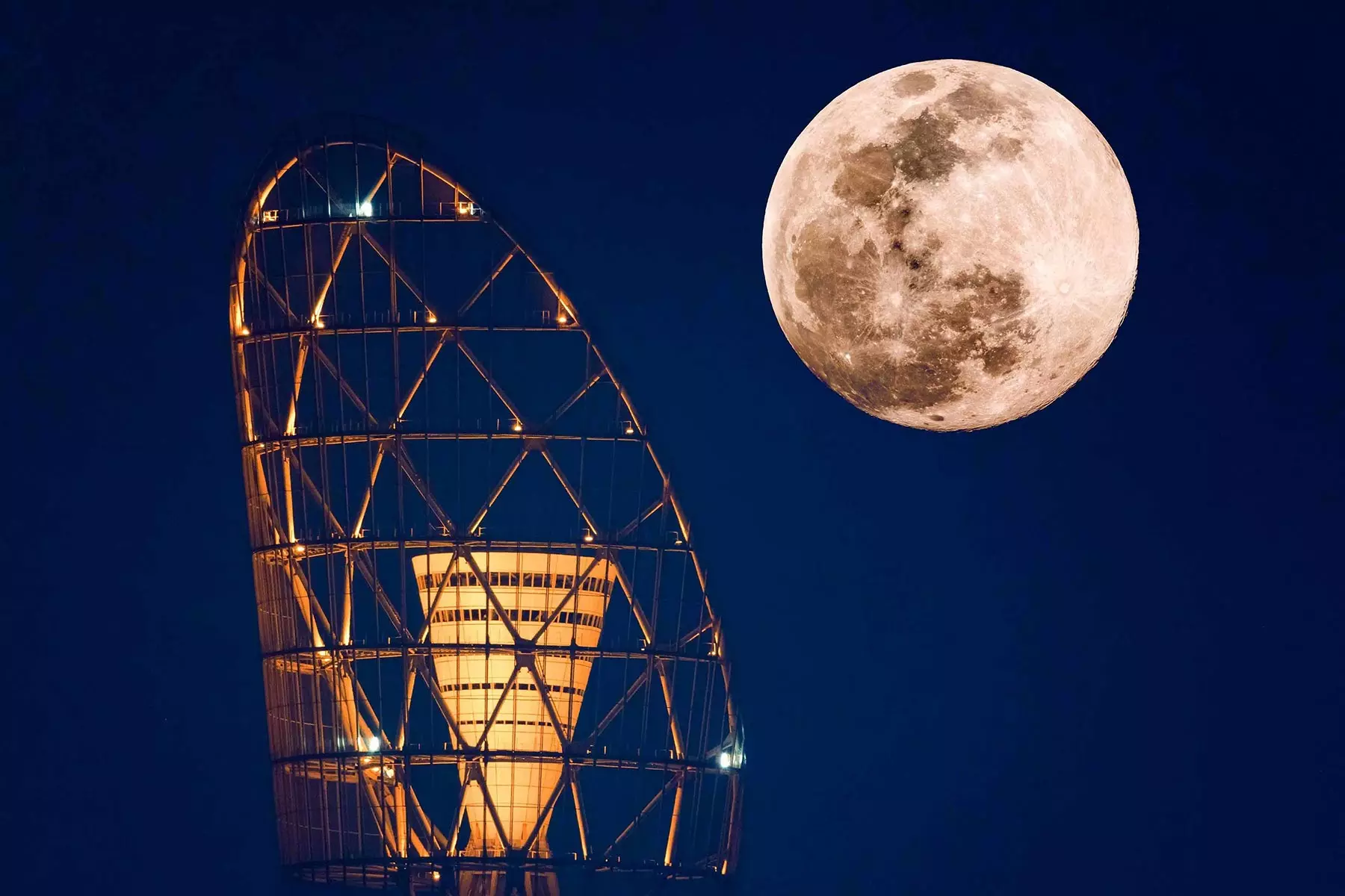 La superluna rosa frente al horizonte de Qatar