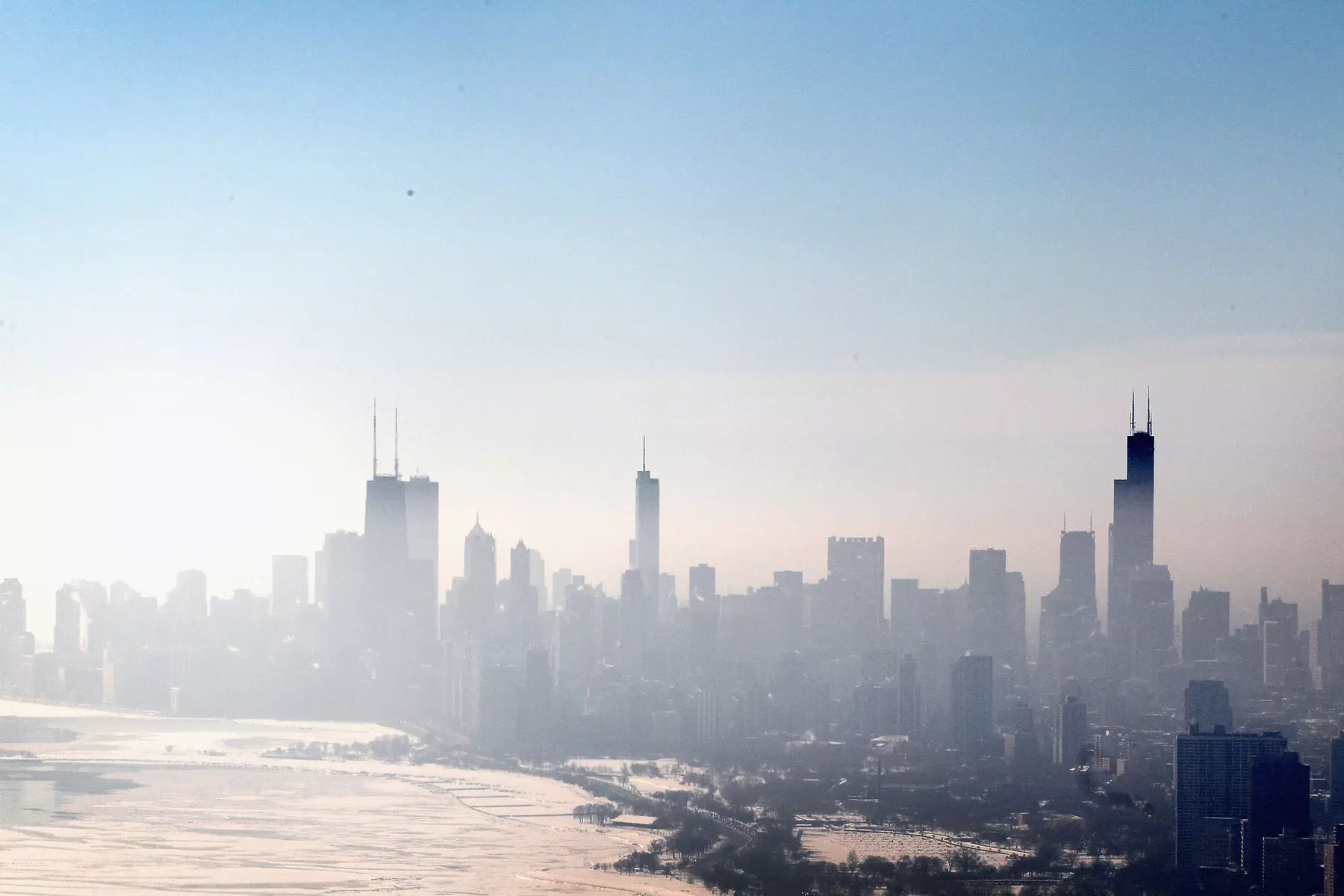 Lód pokrywa linię brzegową jeziora Michigan, w Chicago, Illinois