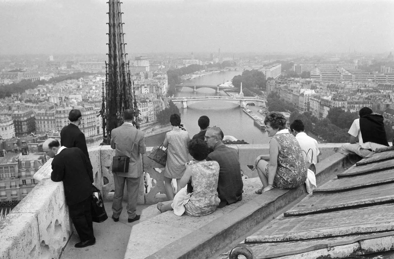 Turasóirí ar dhíon Notre Dame, Páras, 1968