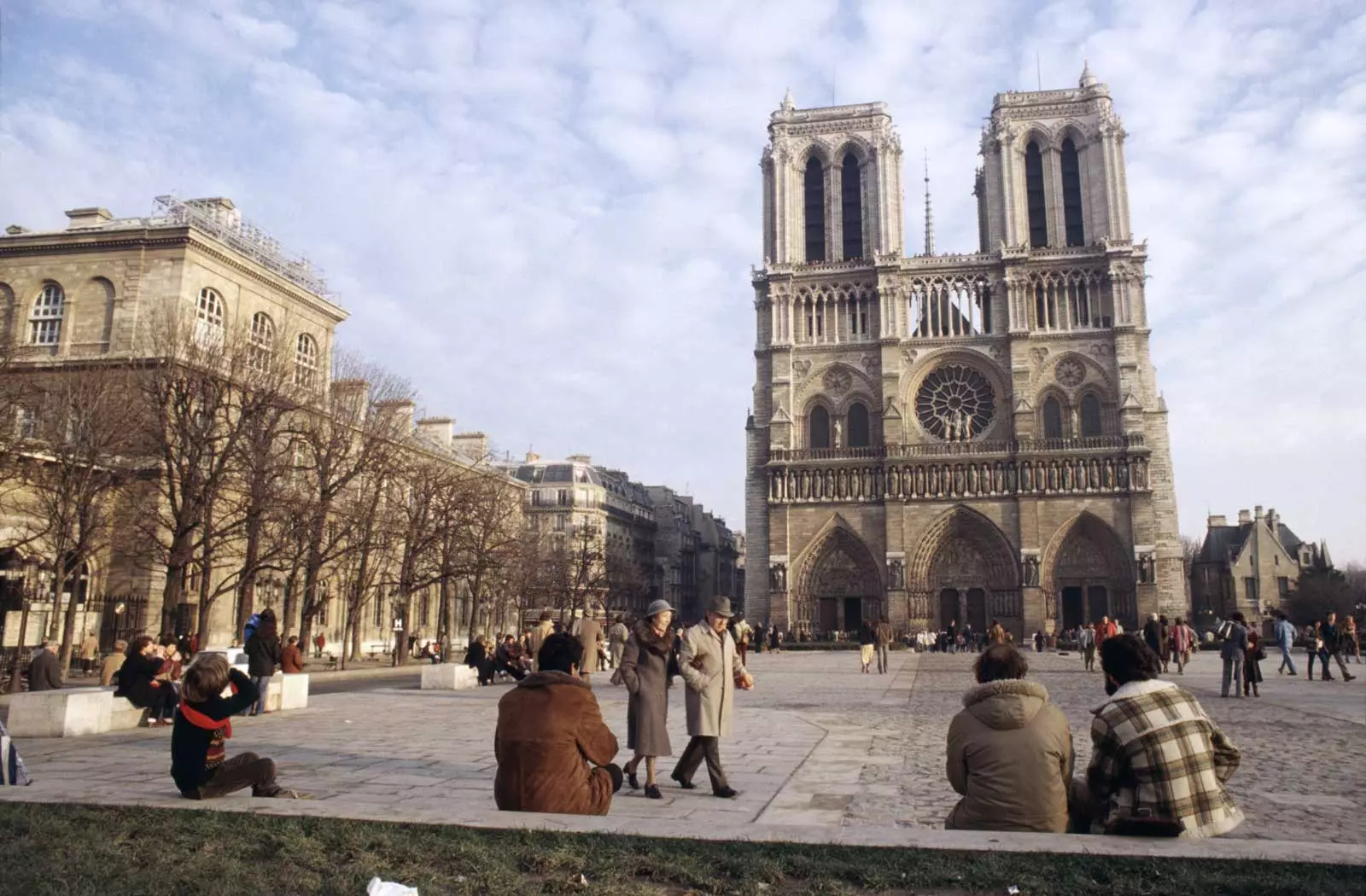 Le parvis de la Cathédrale Notre-Dame circa 1980 sur l'île de la Cité à Paris, An Fhrainc