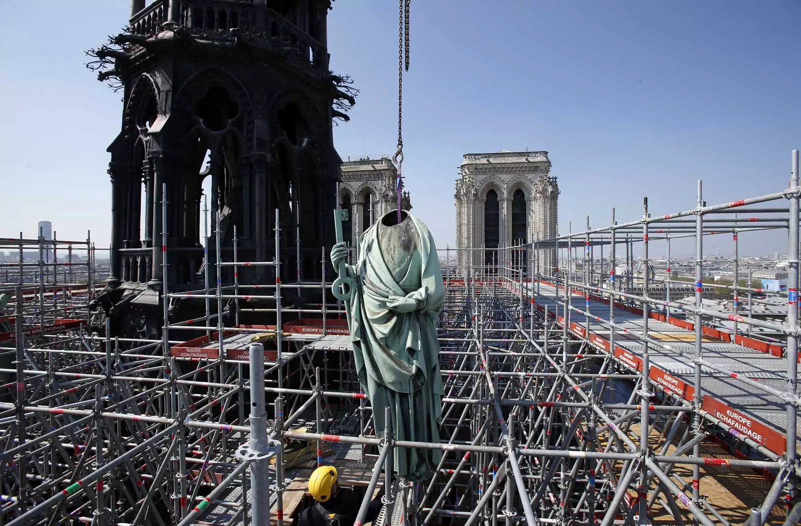 Një statujë fetare hiqet nga spiralja e katedrales Notre Dame me një vinç përpara punimeve të restaurimit më 11 prill 2019 në Paris, Francë.