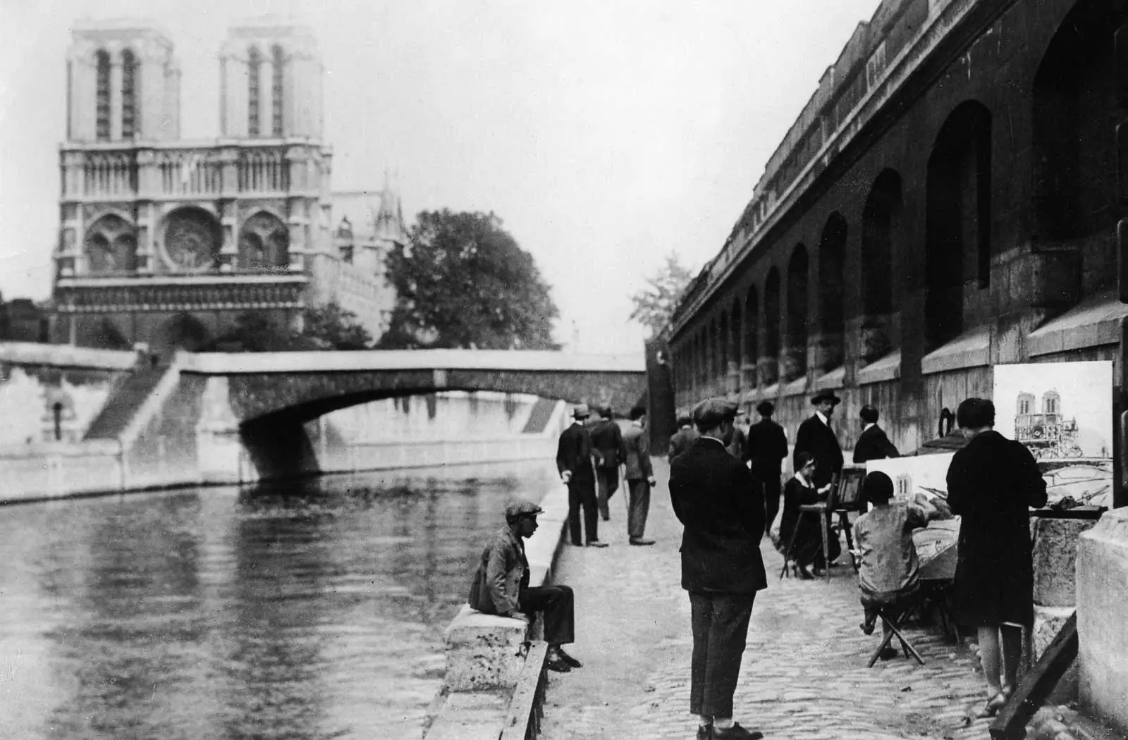 An Fhrainc, Páras: Péintéir ag abhainn na Seine agus an ardeaglais Notre Dame, 1929