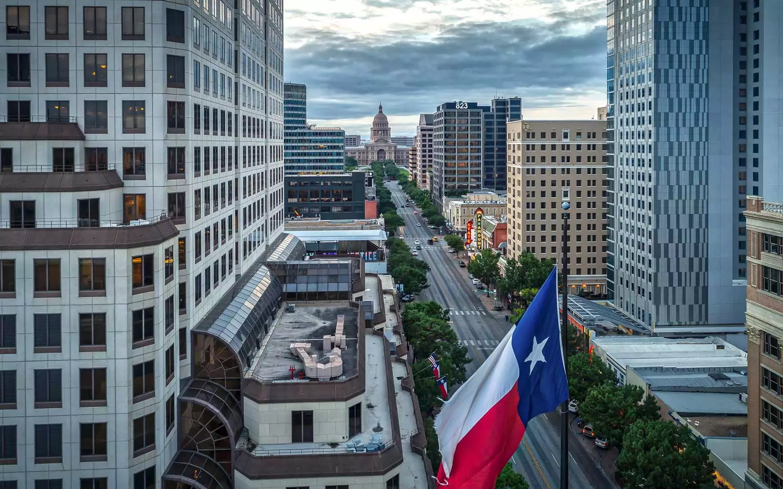 Bandeira do Texas sobre a Congress Avenue em Austin, Texas