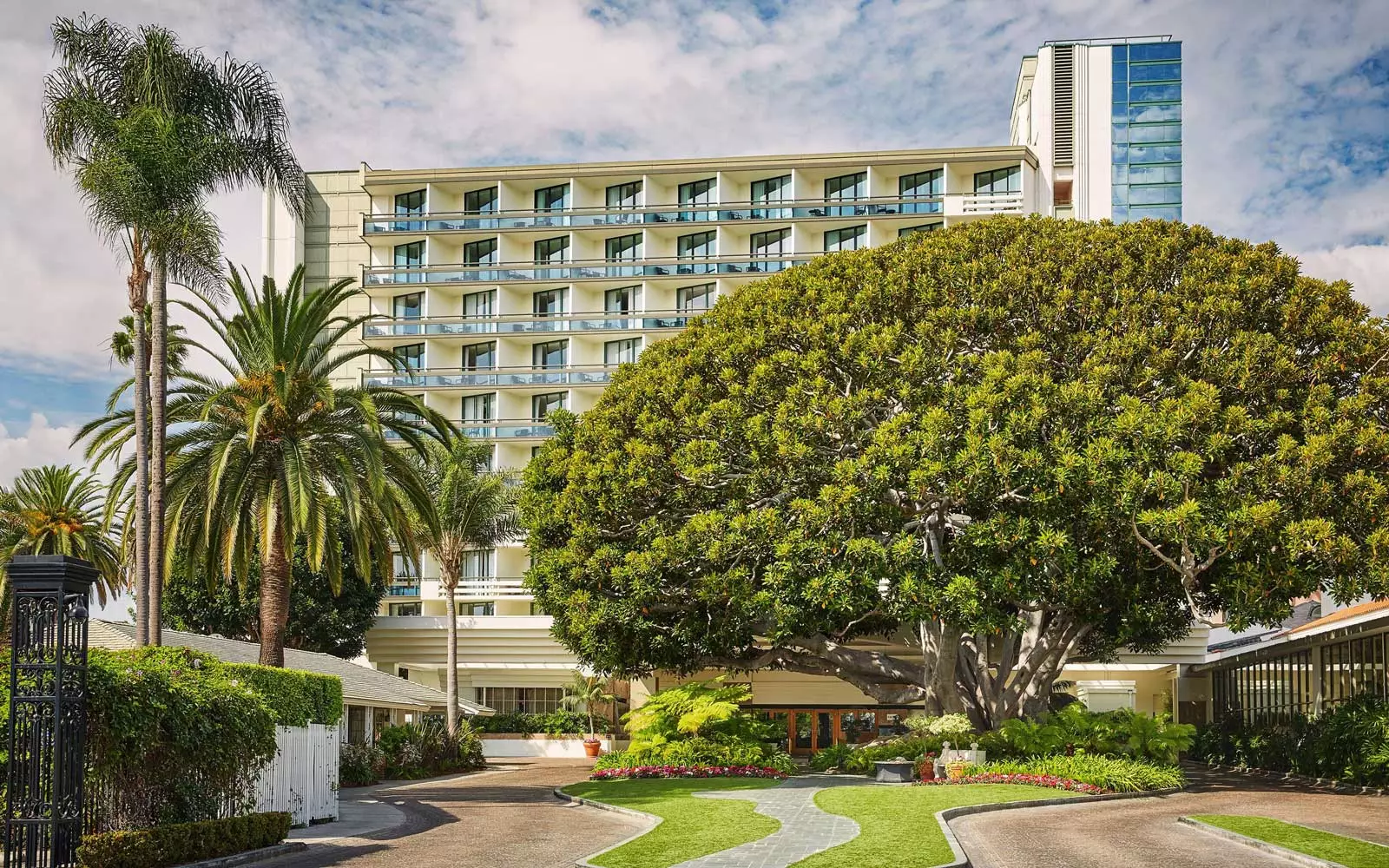 Derveyî Otêla Fairmont Miramar li Los Angeles