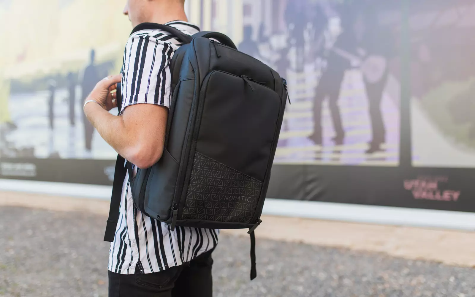 backpack nomatic ar gefn