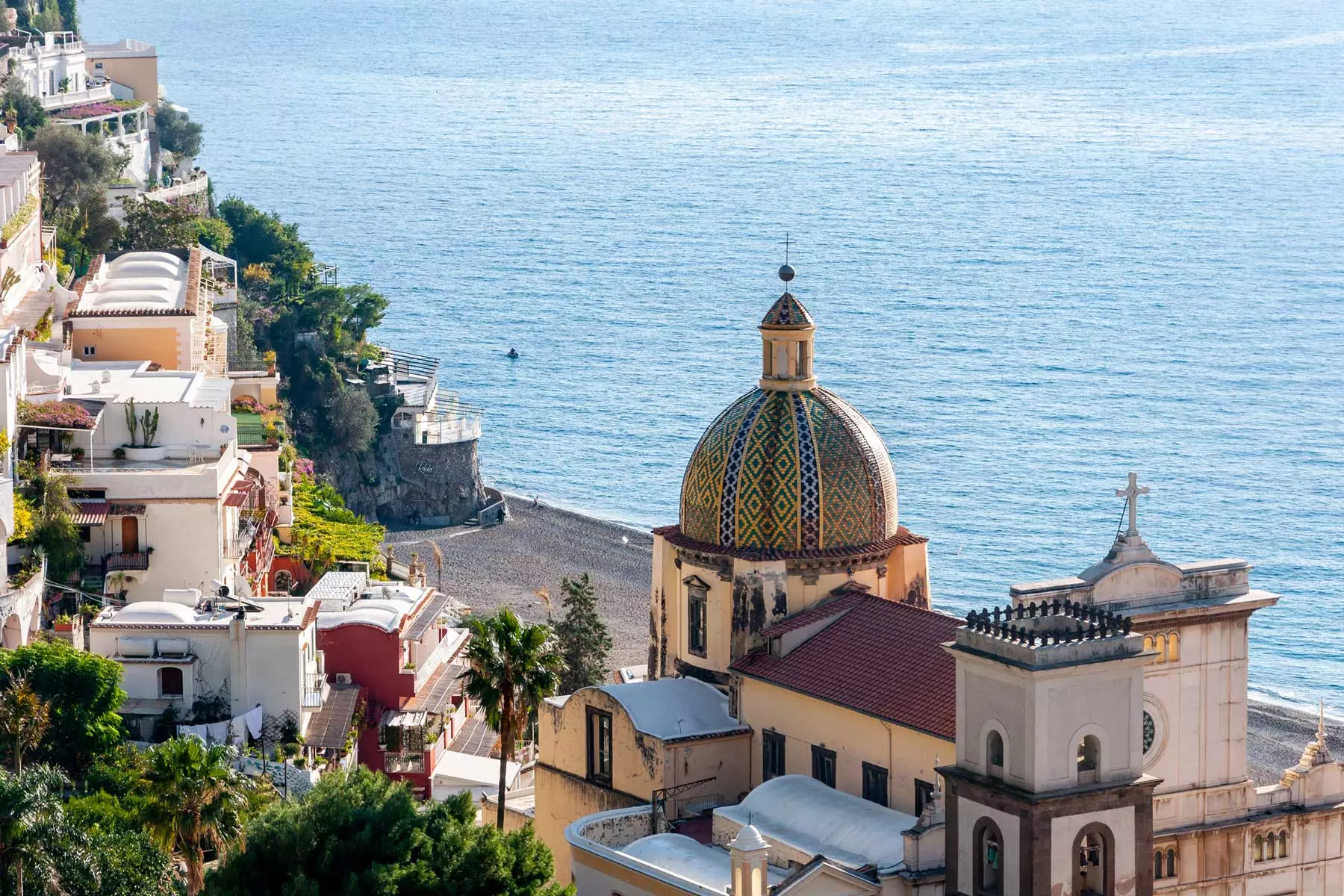 Positano, një fshat i mrekullueshëm dhe vendpushim bregdetar në bregun e famshëm Amalfi, prapa Gjirit të Napolit dhe afër Amalfit, Sorrentos dhe Pompeit.