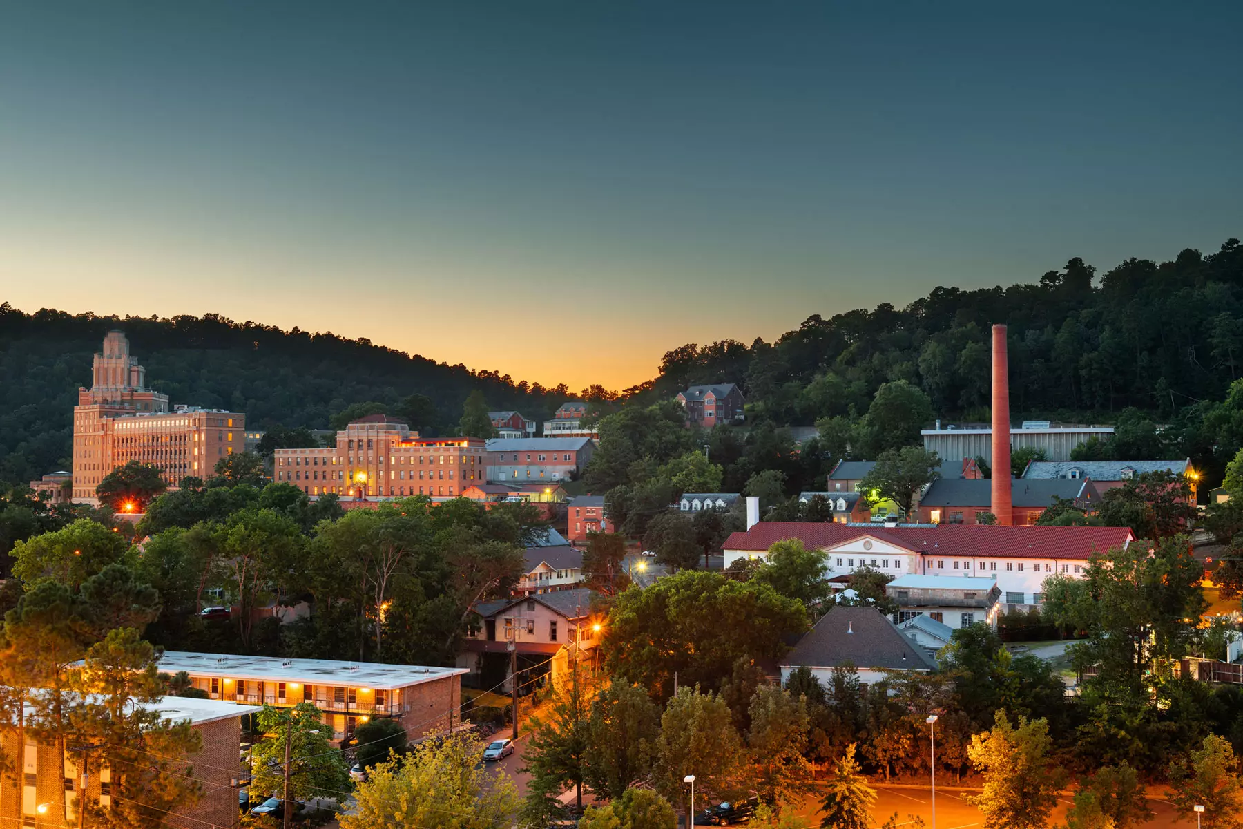 Hot Springs, Arkansas, USA ilu Skyline lati oke ni owurọ.