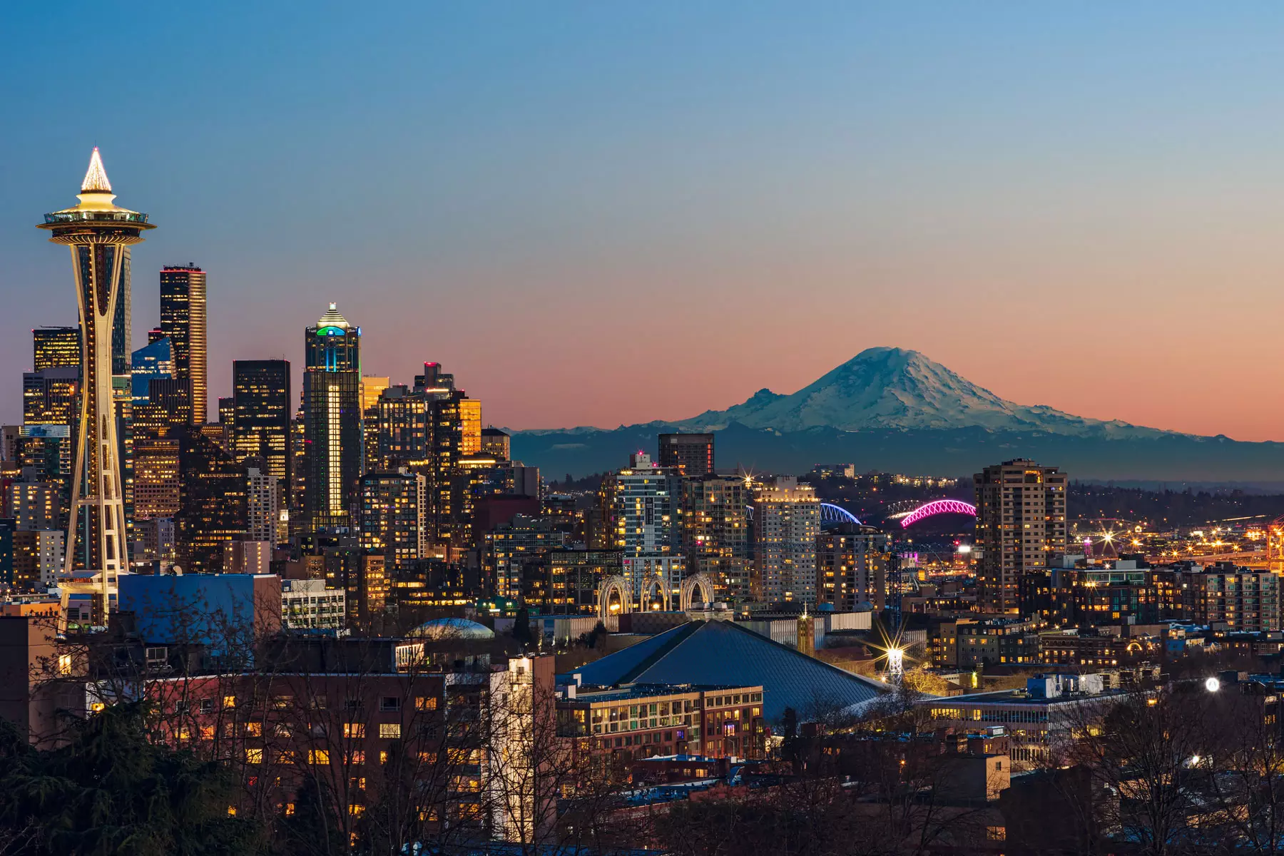 Oke Rainier ati Seattle skyline ni Iwọoorun