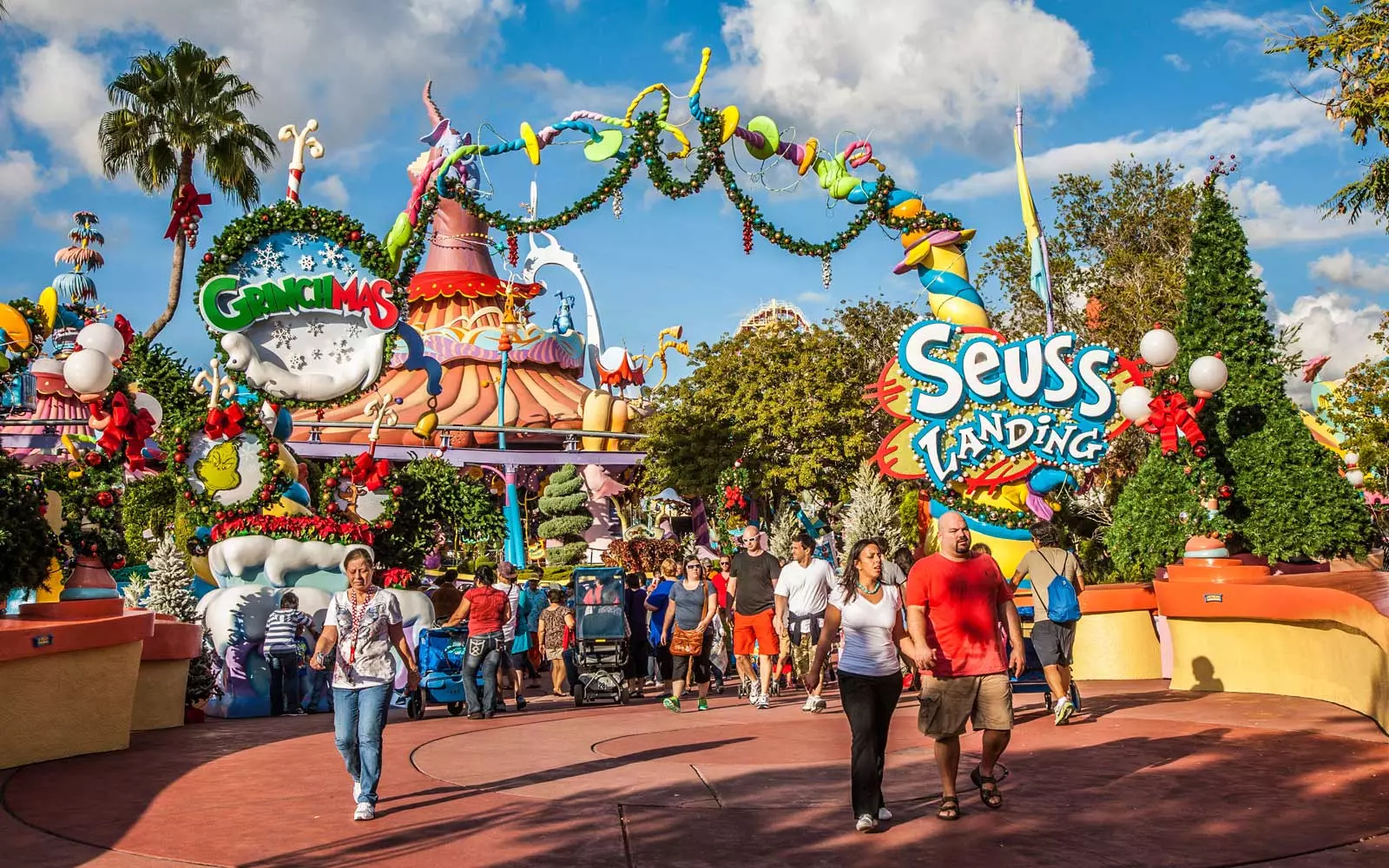 Parcați oaspeții la intrarea în Seuss Landing la Universal Studios Islands of Adventure din Orlando, Florida