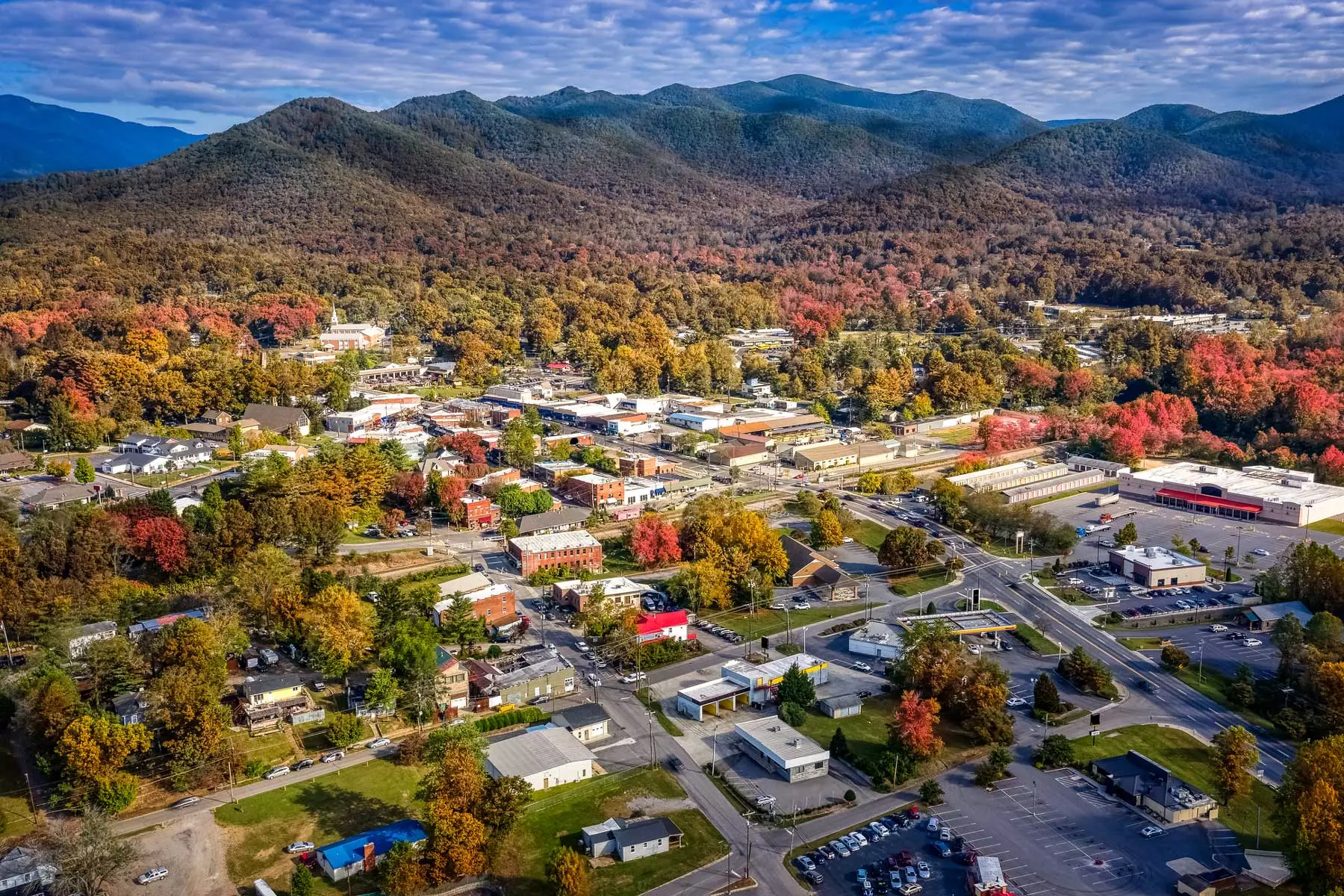 Wiwo eriali ti agbegbe Asheville ti o lẹwa lakoko Isubu pẹlu awọn awọ ti o bẹrẹ lati ṣafihan