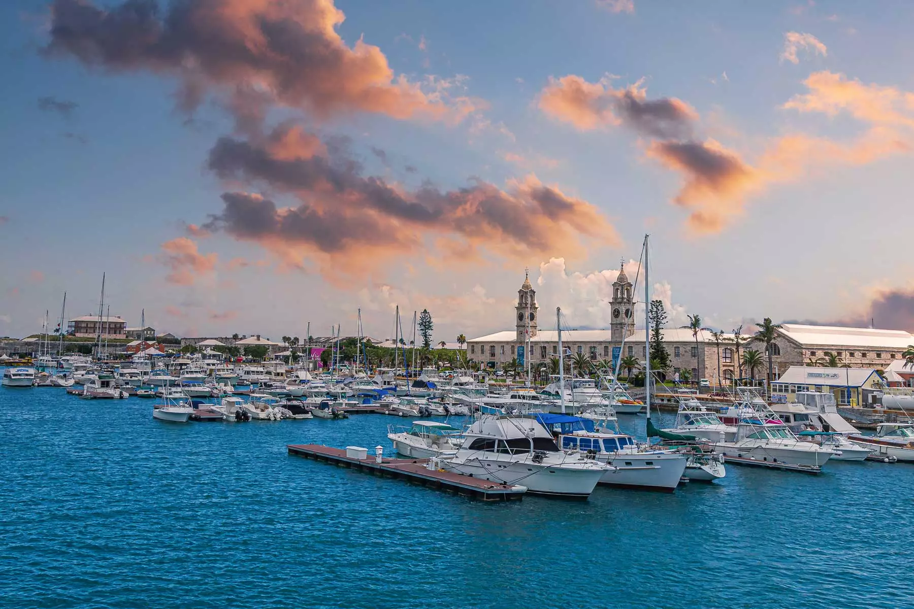 Båter la til kai ved solnedgang i Hamilton, Bermuda