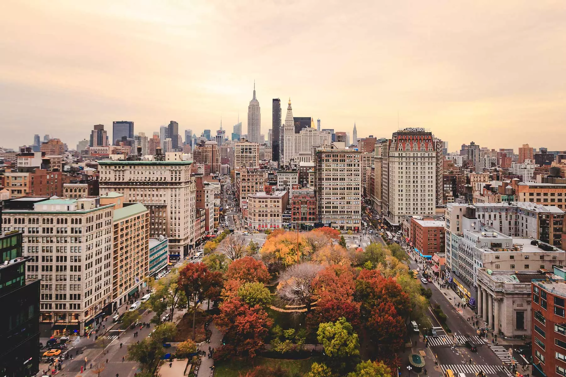 Pemandangan bangunan di Manhattan semasa musim luruh