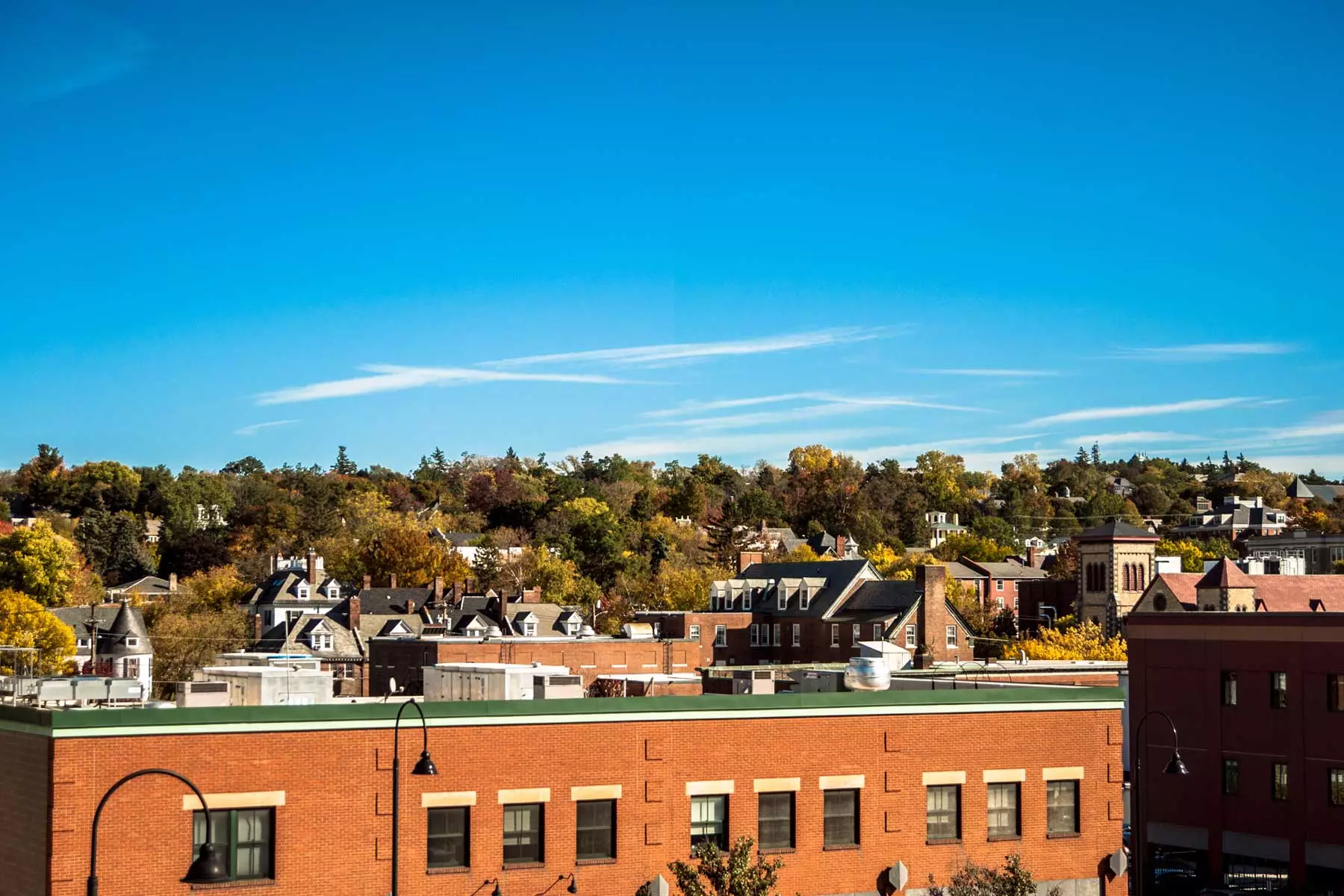 L-orizzont tal-ġurnata tal-Ħarifa xemxija ta' Burlington, Vermont