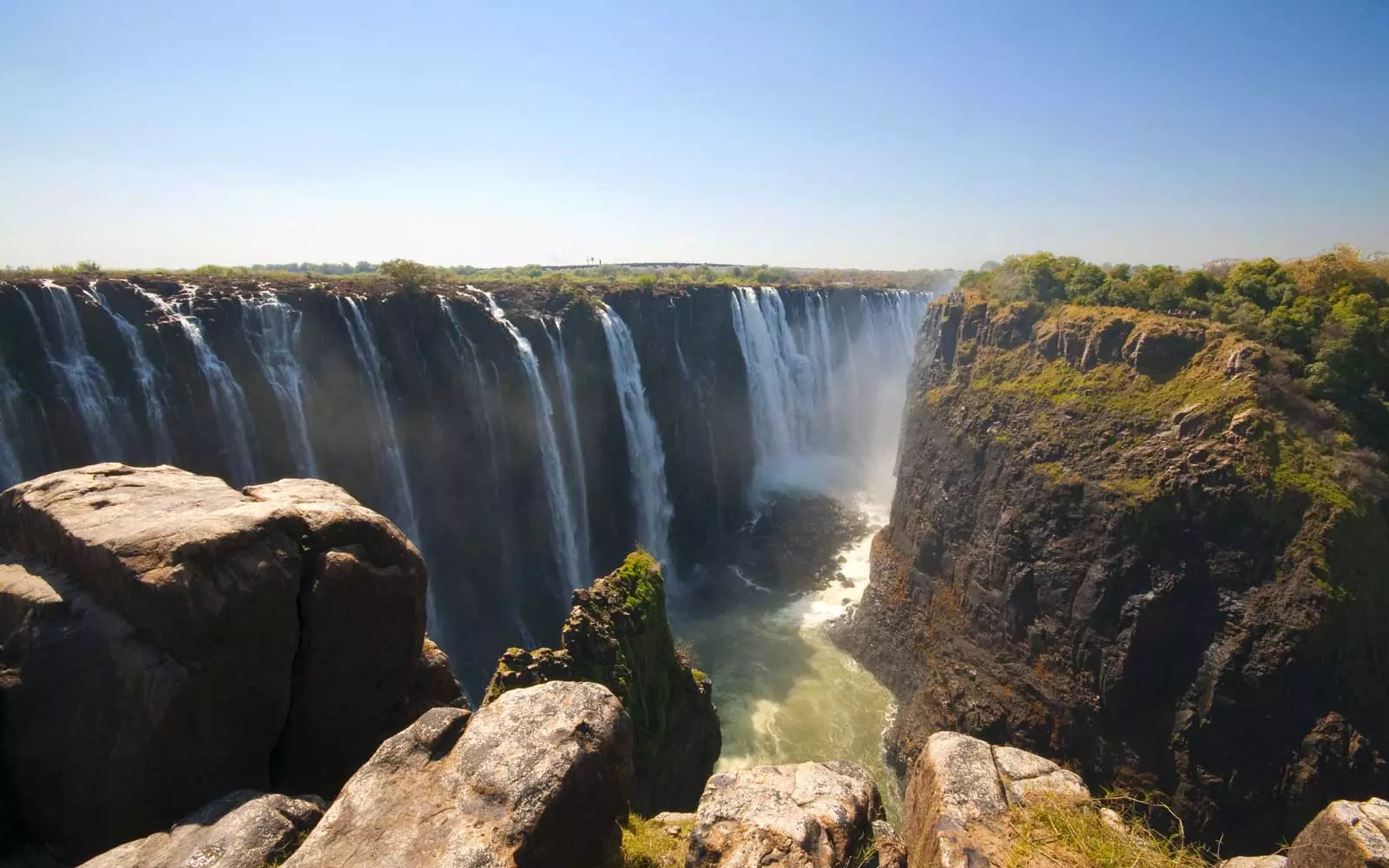 Victoria Falls er resultatet af Zambezi-flodens fald gennem en revne i basaltplateauet, som floden løber igennem.