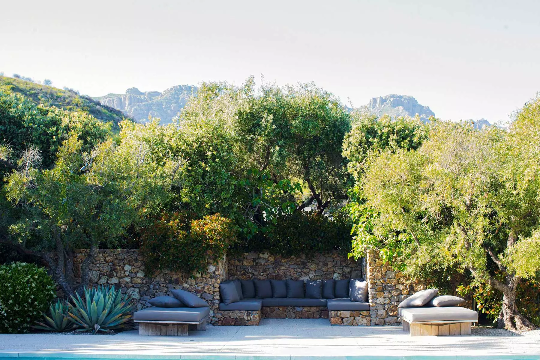 Pool lounge chairs fil-Malibu Ranch